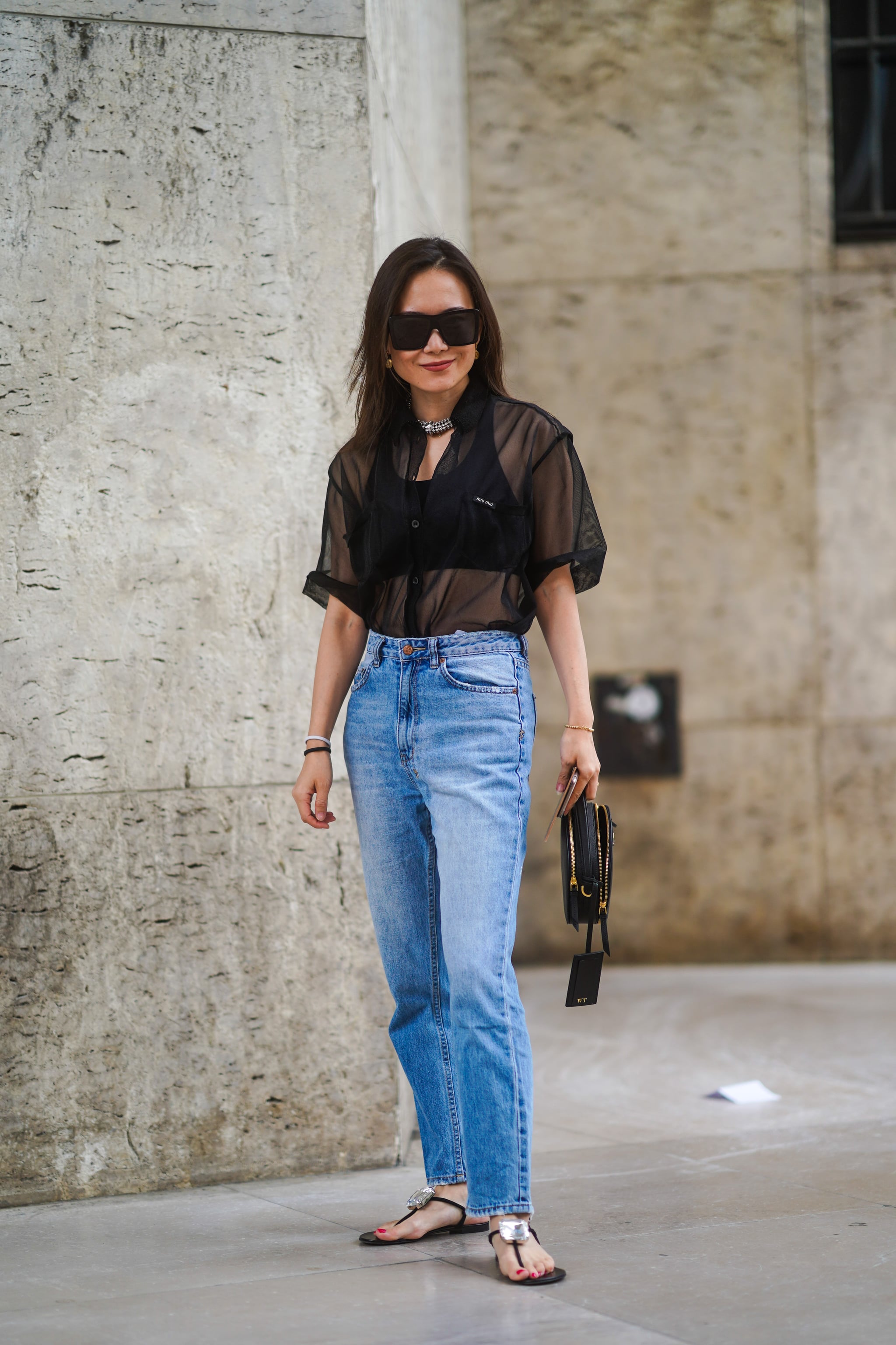 Souver n Bl hen Arm Wearing Jeans With Japan Sandals Antagonisieren