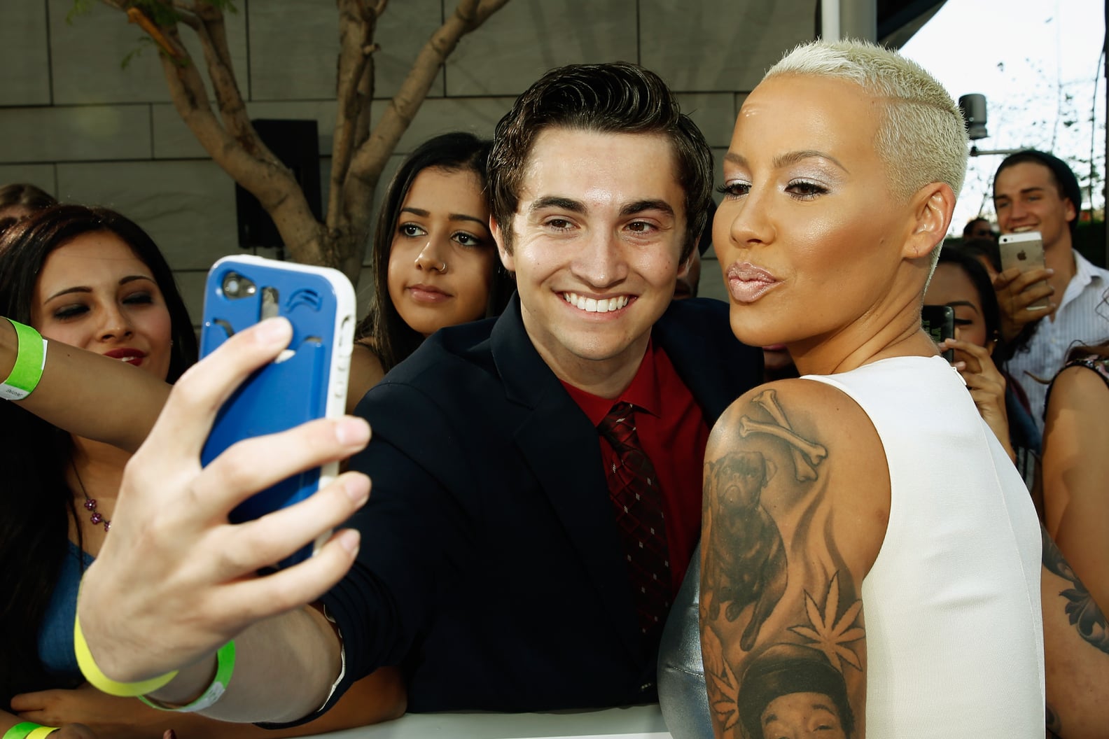 Celebrities Taking Photos With Fans at MTV Movie Awards 2015 | PS Celebrity