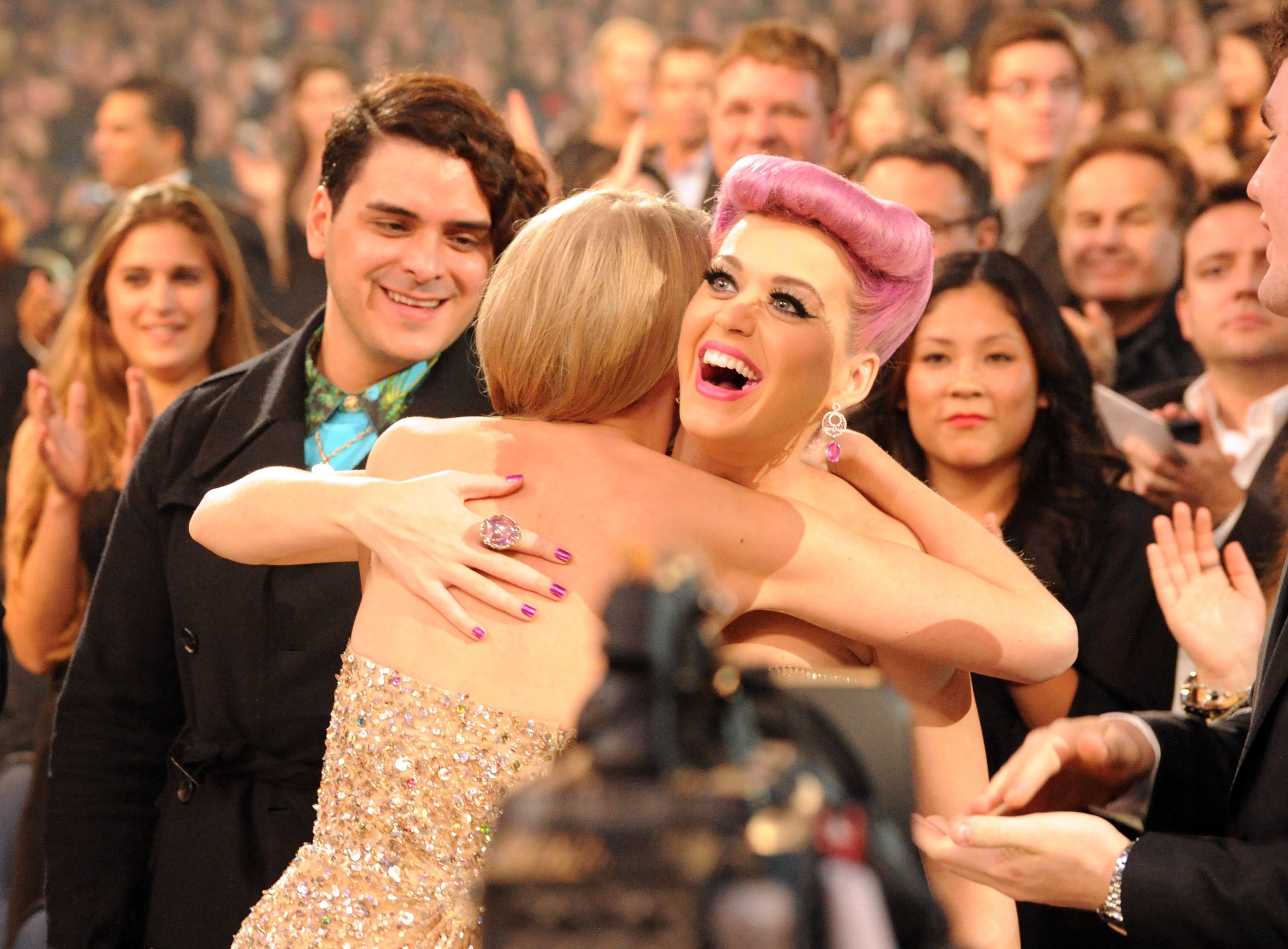 Taylor Swift Hugging Celebrities | PS Celebrity