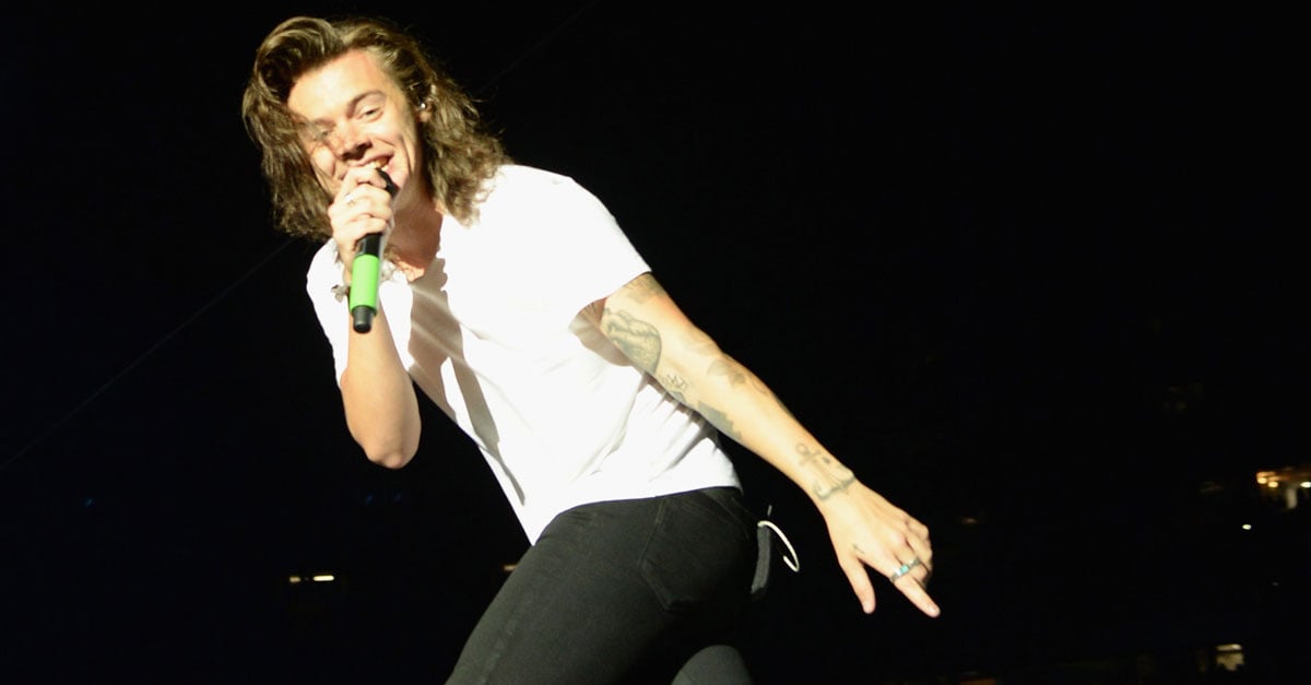 Harry Styles Falls on Stage During Concert | PS Celebrity