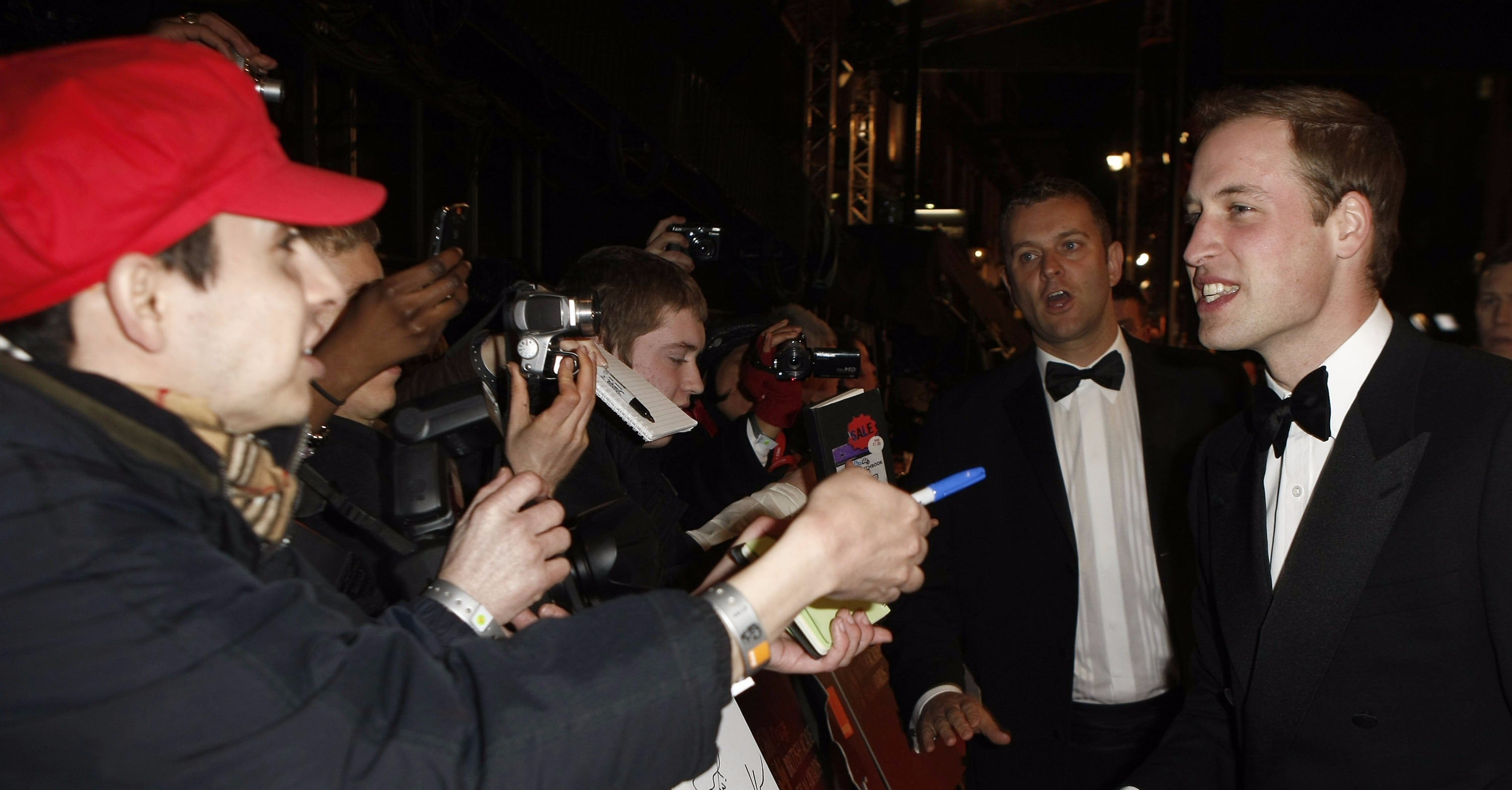 Rule About the British Royal Family Signing Autographs | PS Celebrity