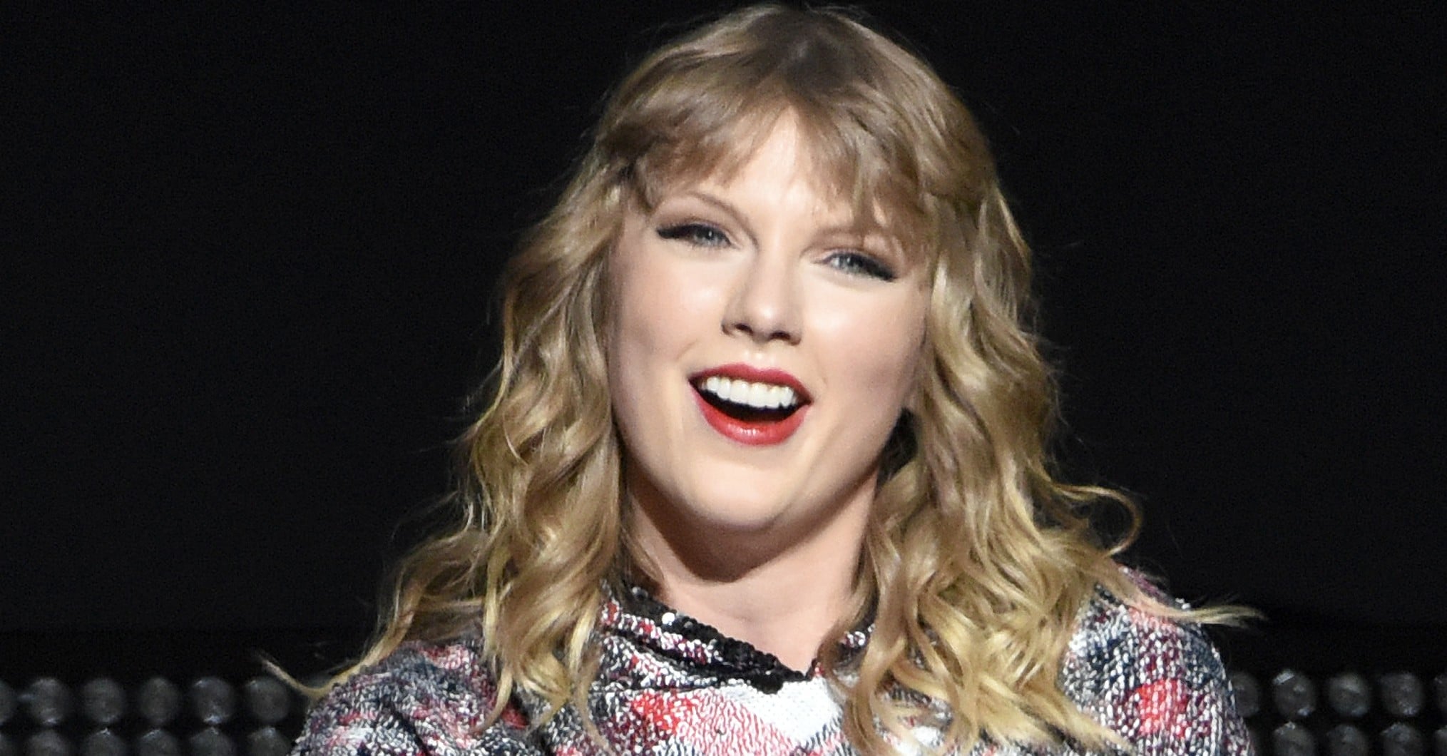 Taylor Swift Visits Fan With Severe Burn Injuries May 2018 | PS Celebrity