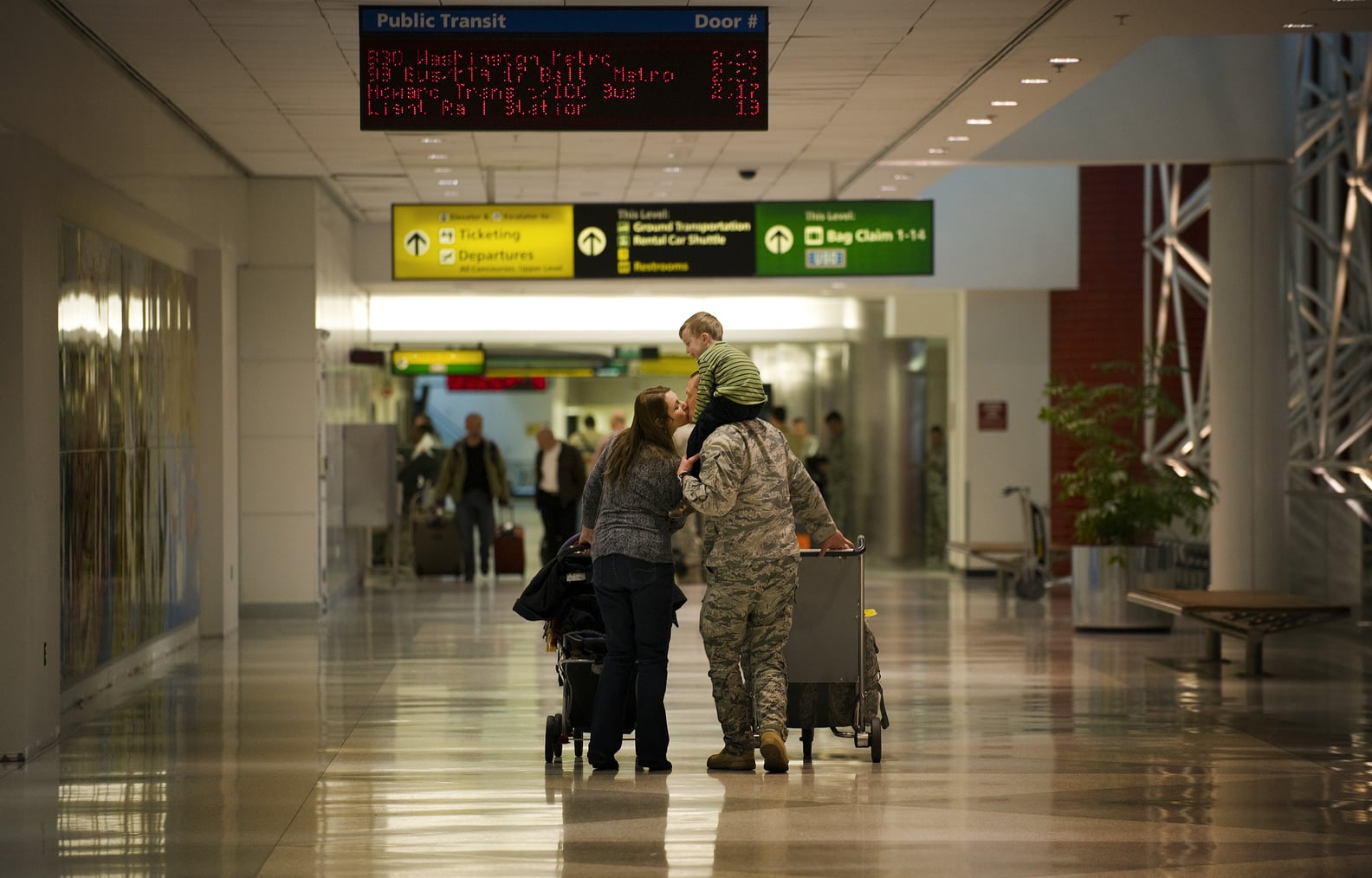 Soldier Homecoming Kissing Pictures | PS Love