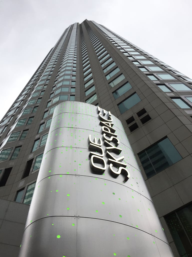 The US Bank Tower is the largest skyscraper west of the Mississippi in ...