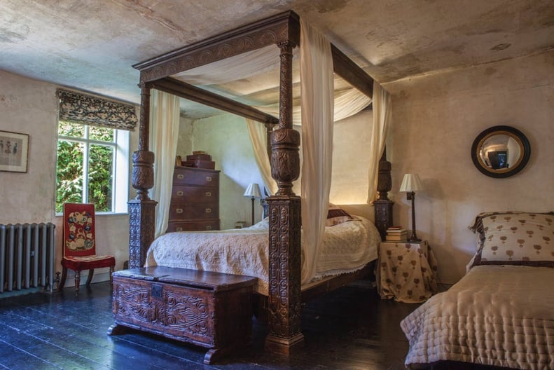 Shakespeare in Love Bed Airbnb Rental | PS Smart Living