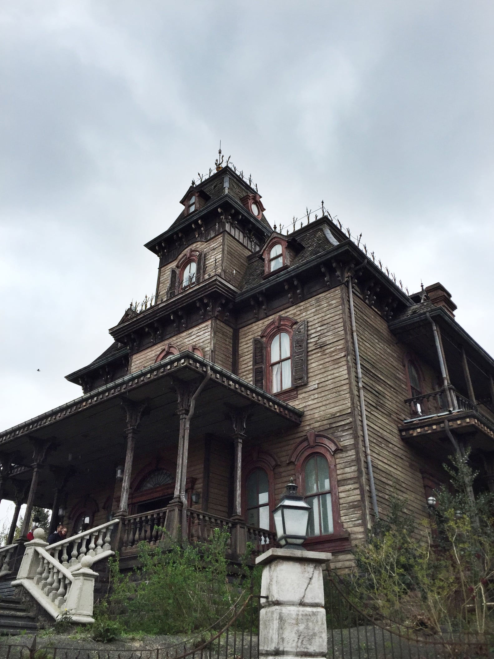 Why Phantom Manor in Disneyland Paris Is the Creepiest | PS Smart Living