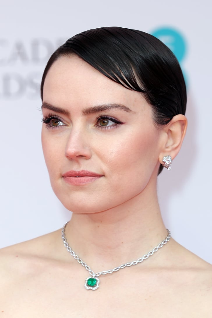 Daisy Ridley's Black Pixie Cut at the 2022 BAFTA Film Awards | Best ...