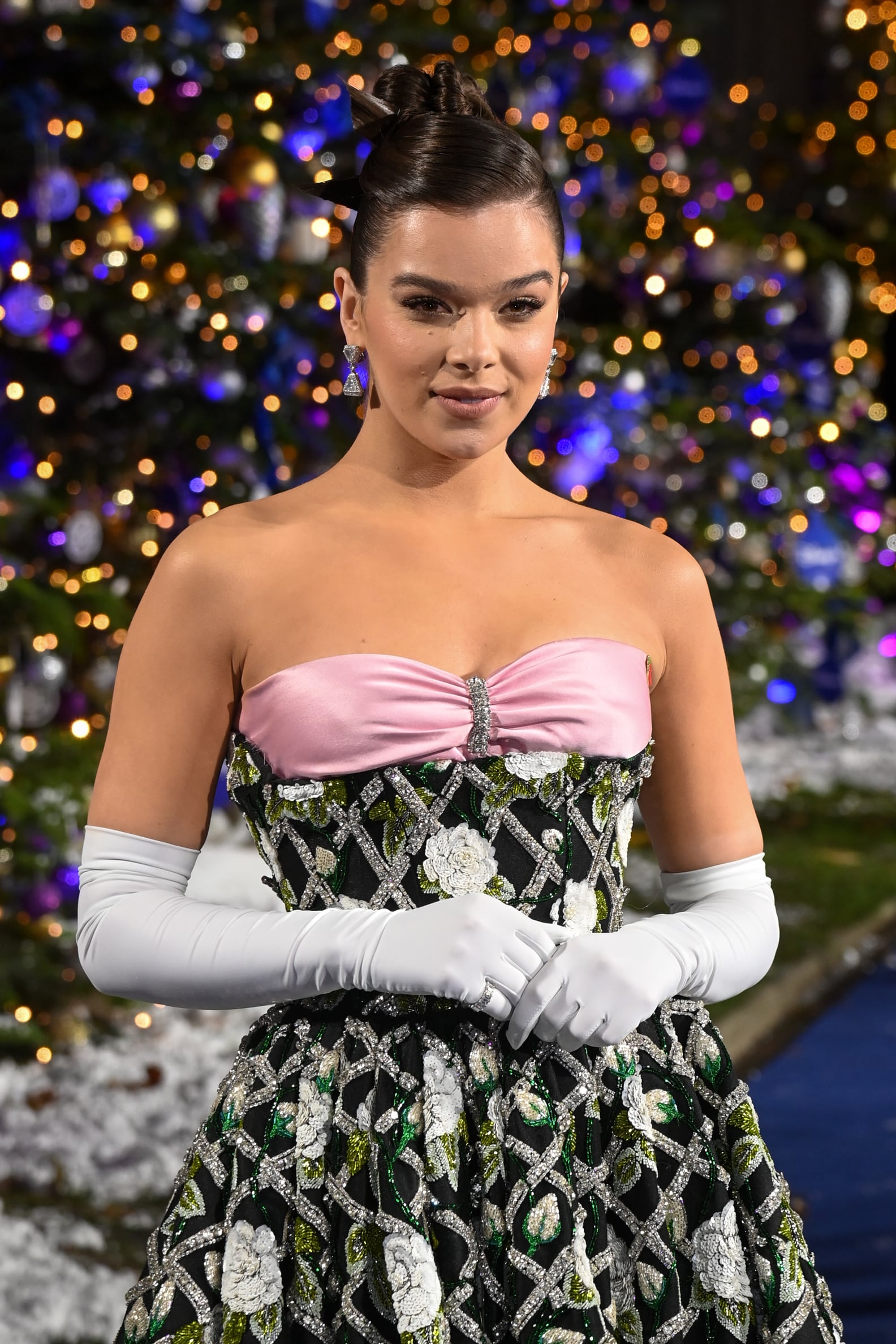 Hailee Steinfeld Looks Regal in Richard Quinn's White Gloves | PS Fashion
