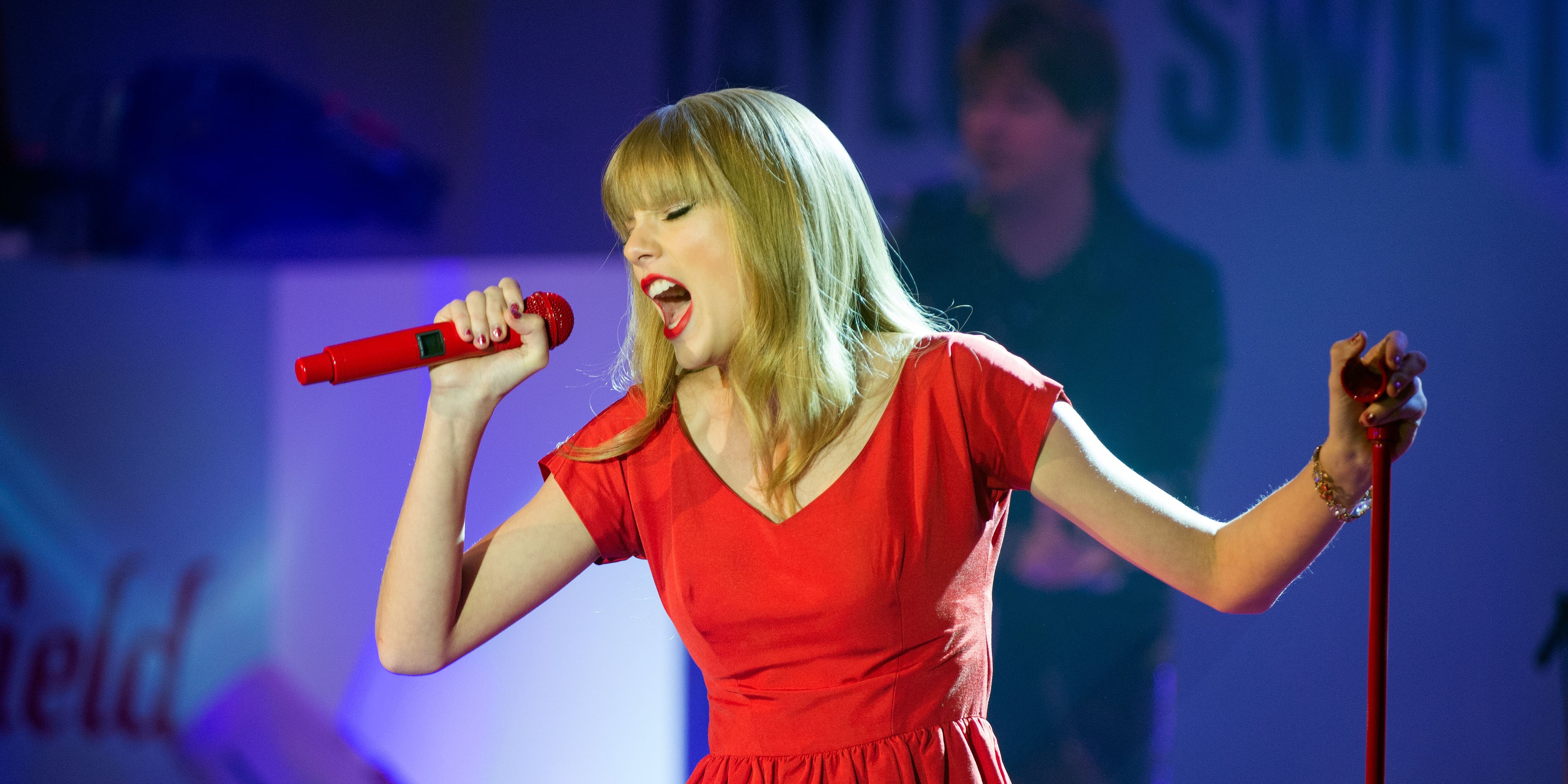 Taylor Swift Rerecords "Christmas Tree Farm" Song | PS Entertainment