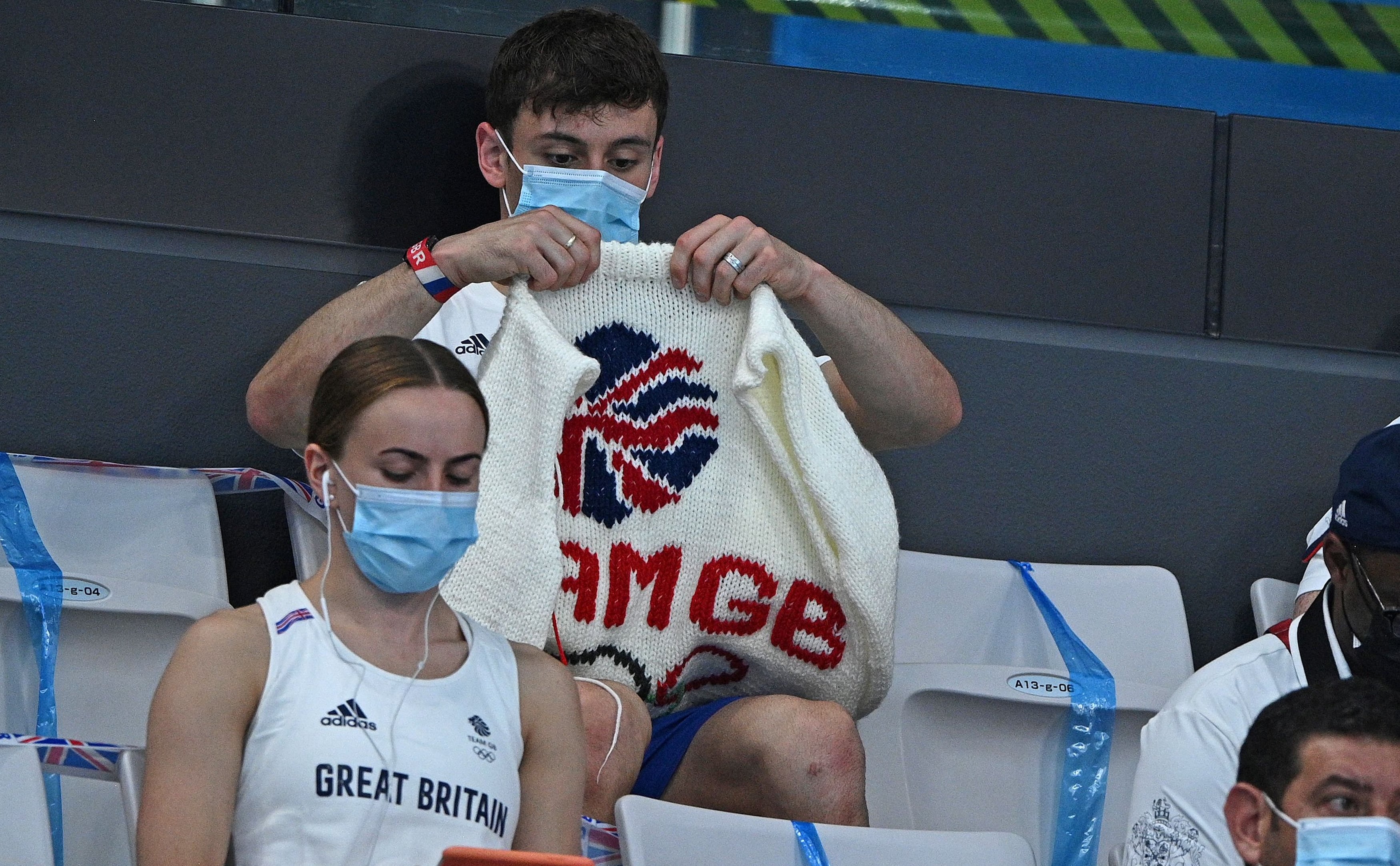 Watch Tom Daley's Olympic-Medal-Cozy Knitting Tutorial | POPSUGAR Fitness