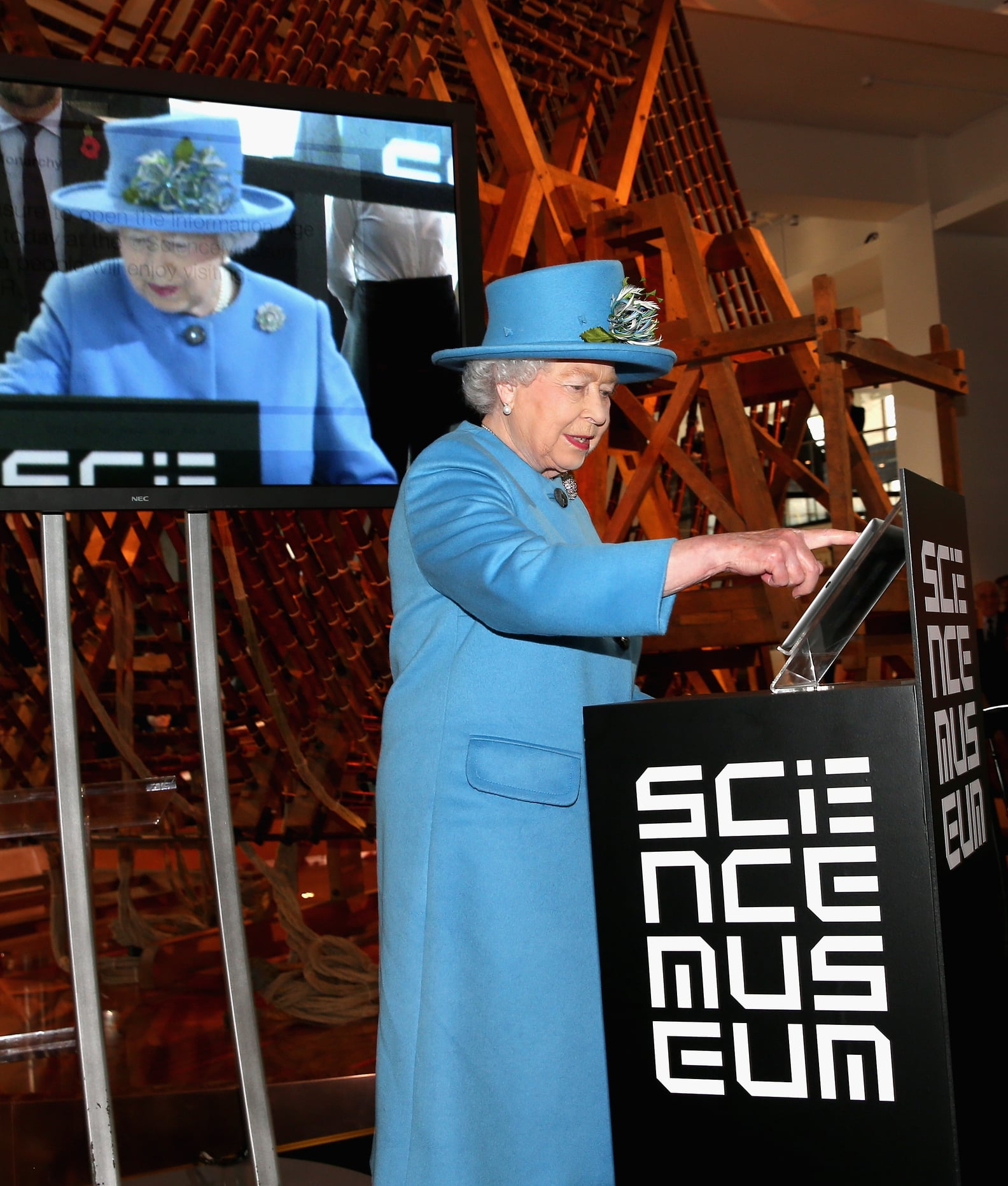 Queen Elizabeth II's First Tweet | Photos | POPSUGAR Celebrity