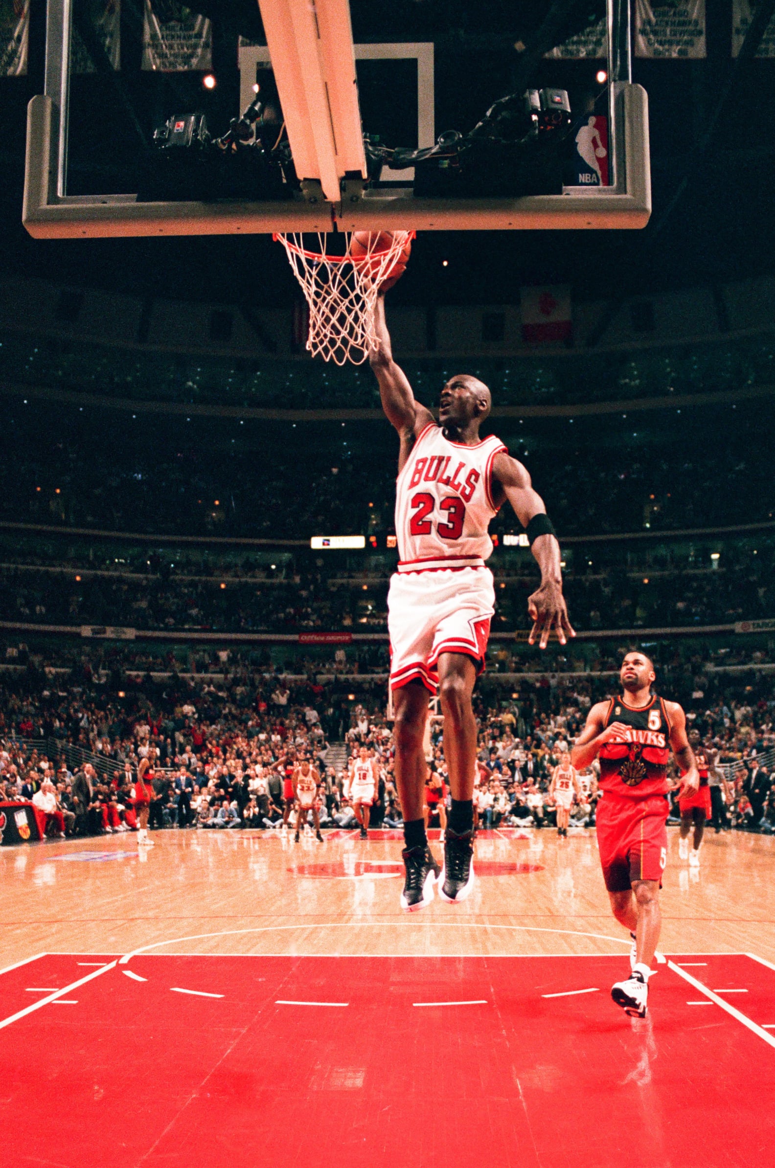 40 Stunning Photos of Michael Jordan Soaring Through the Air | PS Fitness