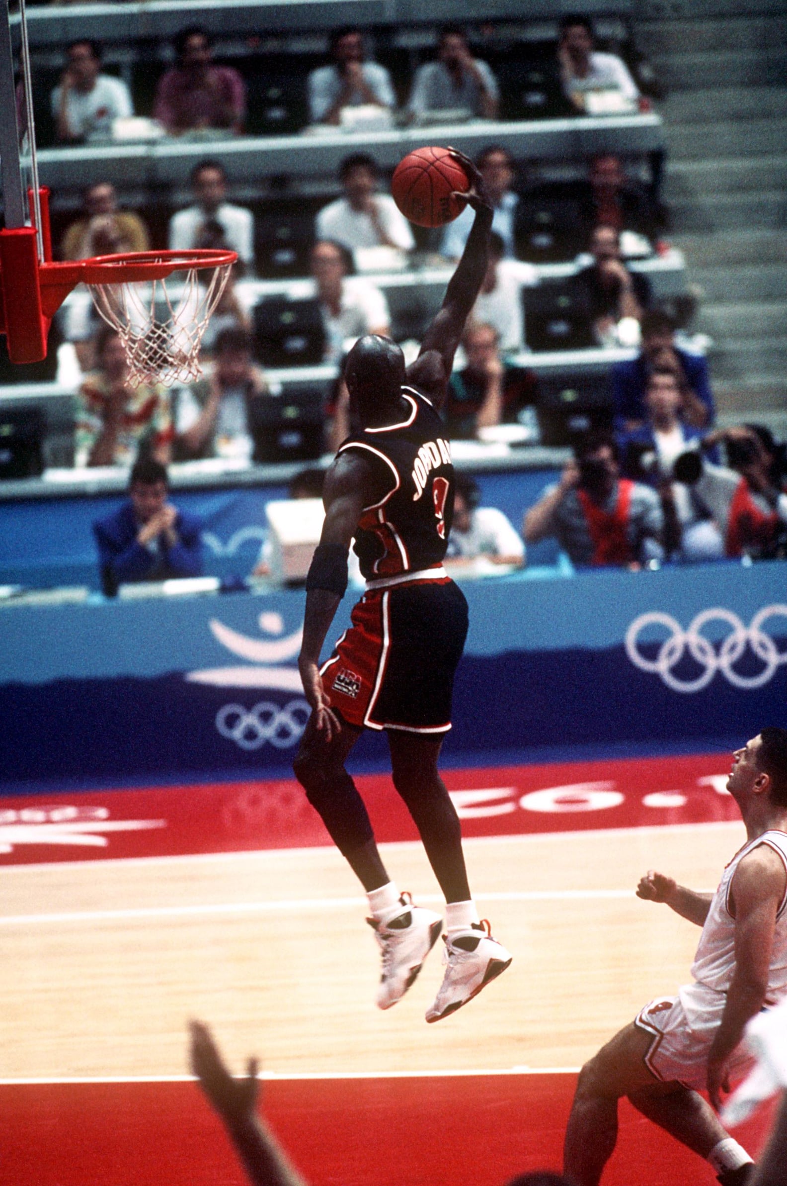 40 Stunning Photos of Michael Jordan Soaring Through the Air | PS Fitness