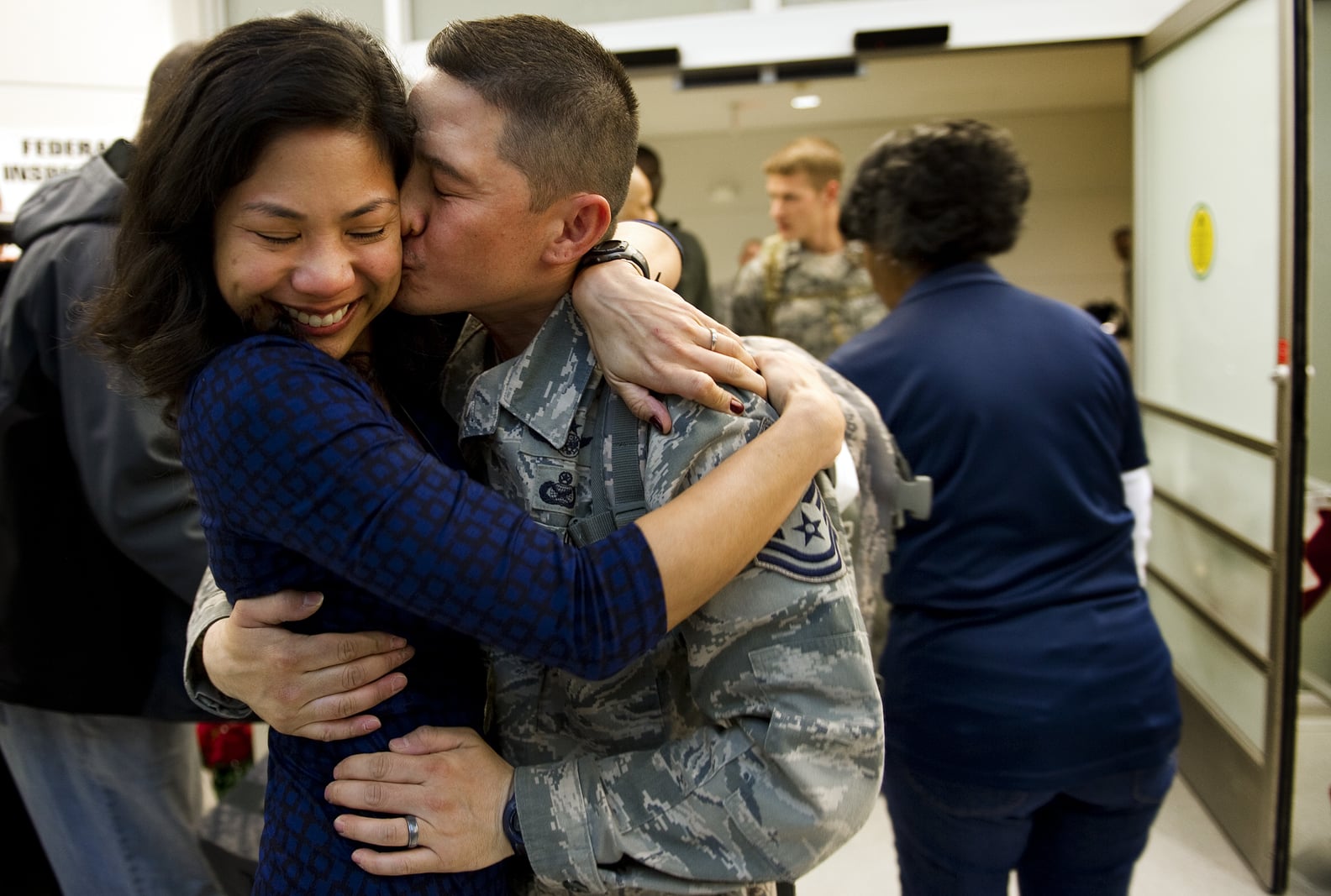 Soldier Homecoming Kissing Pictures | PS Love