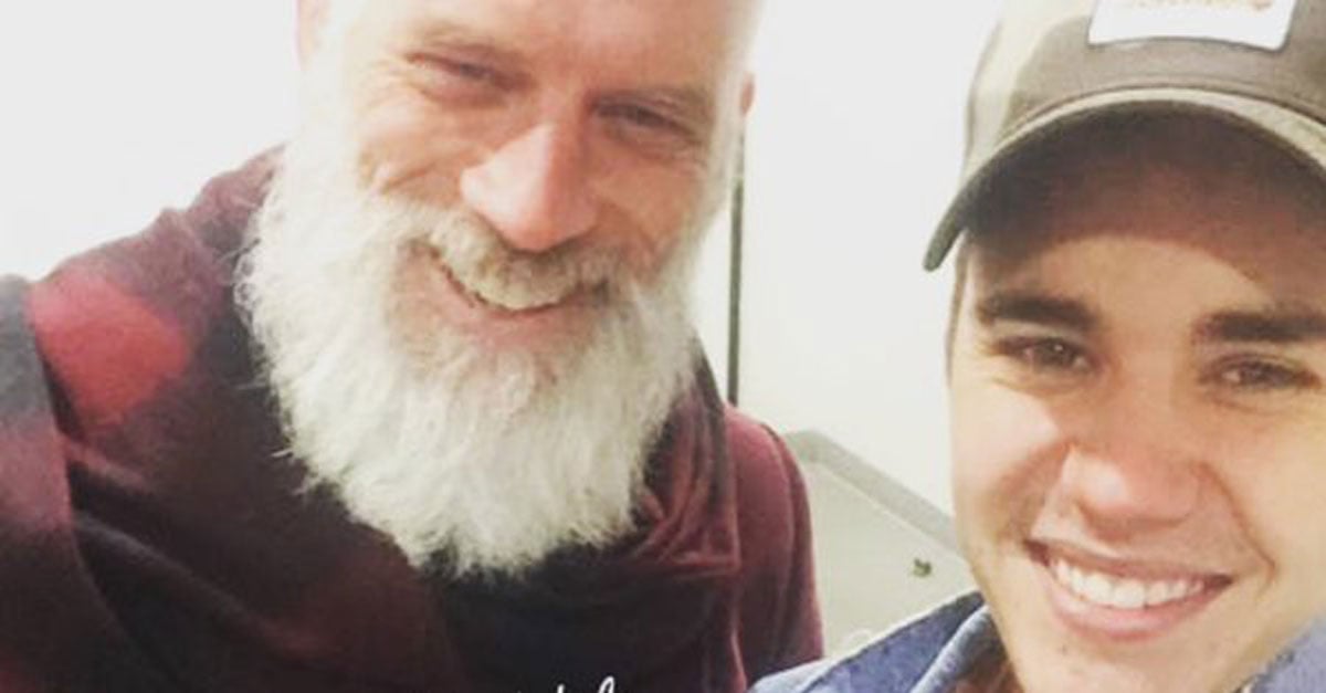 Justin Bieber Takes Selfie With Santa 2015 | PS Celebrity