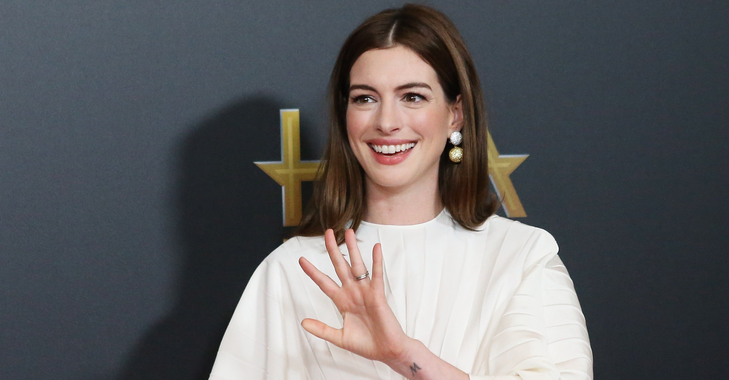 Anne Hathaway New Hair Color 2018 | POPSUGAR Beauty