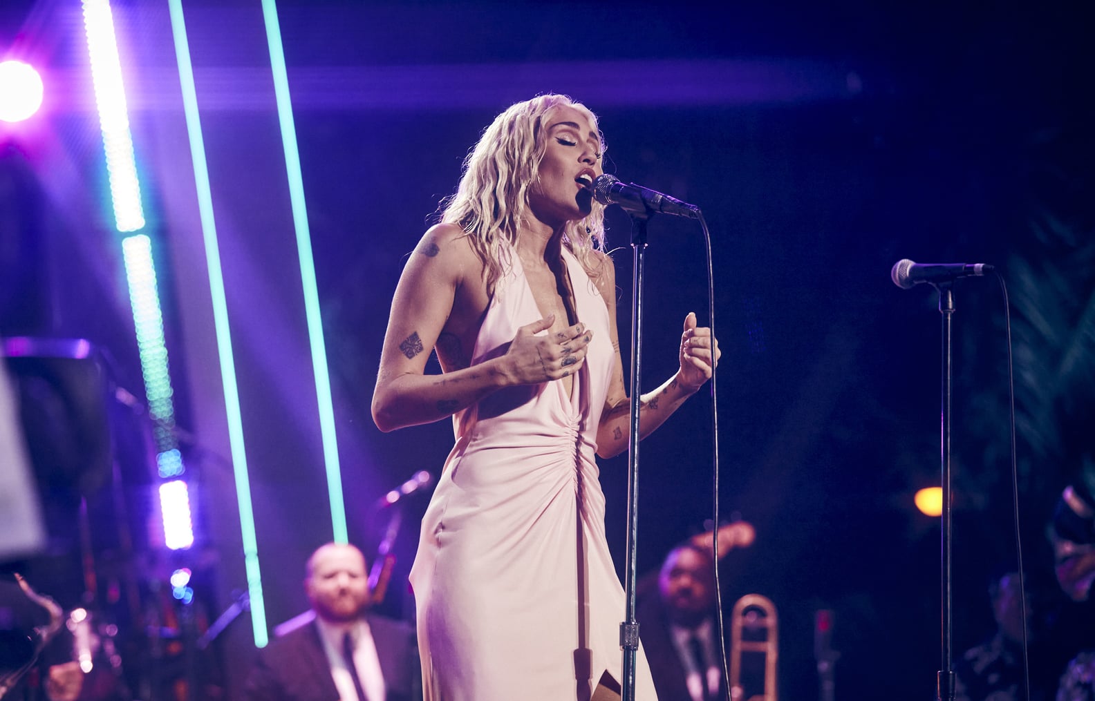 Miley Cyrus Sings The Climb For Disney+ Backyard Sessions | PS ...