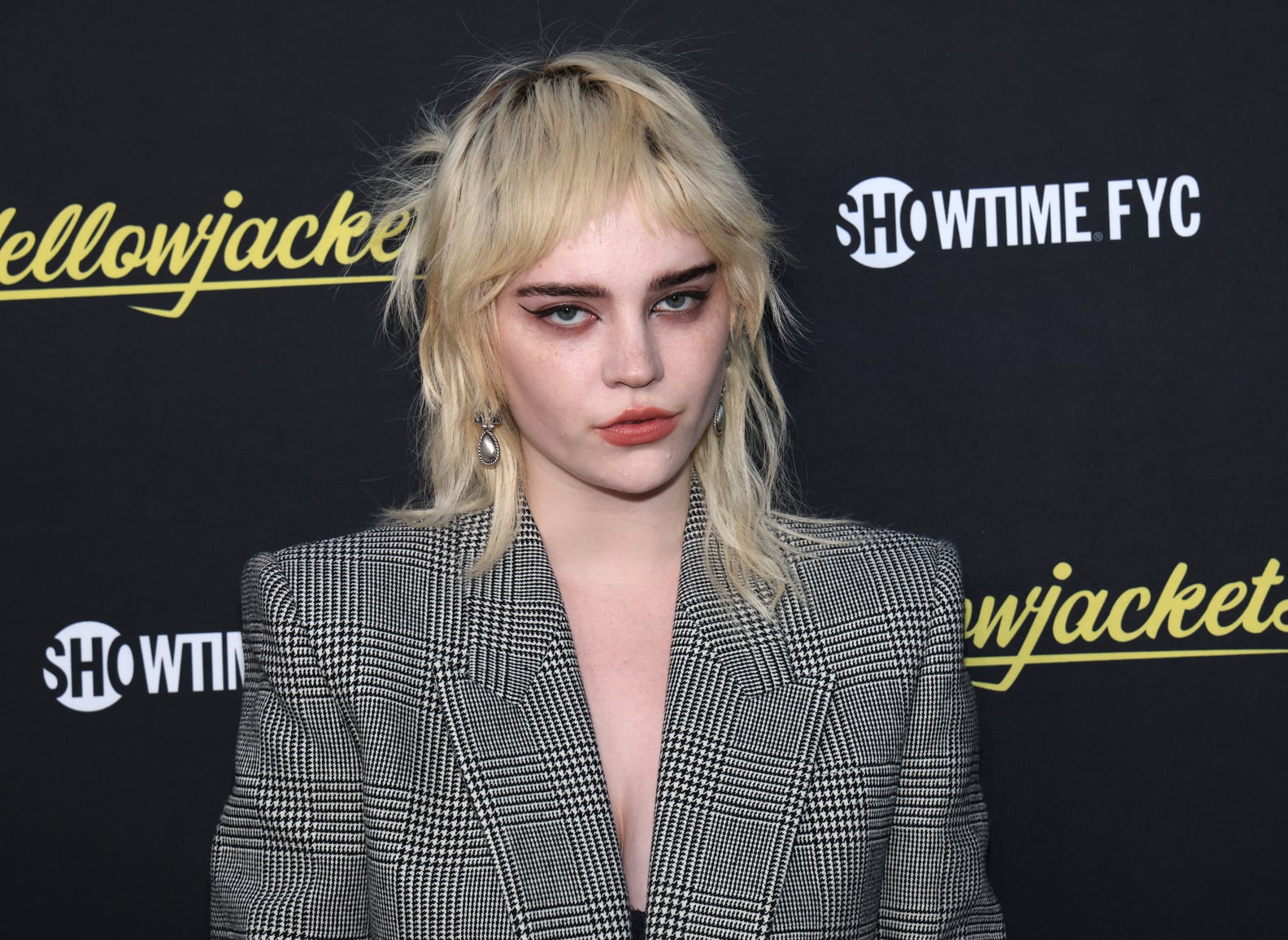 Sophie Thatcher's Black Bob Haircut at the Emmys 2022 | PS Beauty