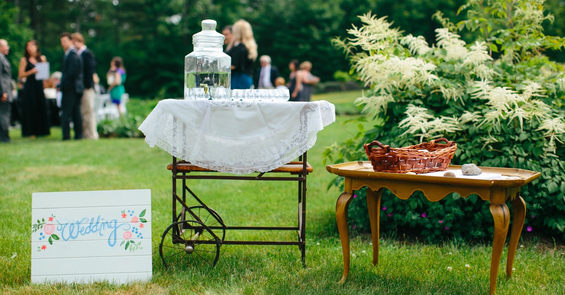 How to Incorporate Signs Into a Wedding | PS Love