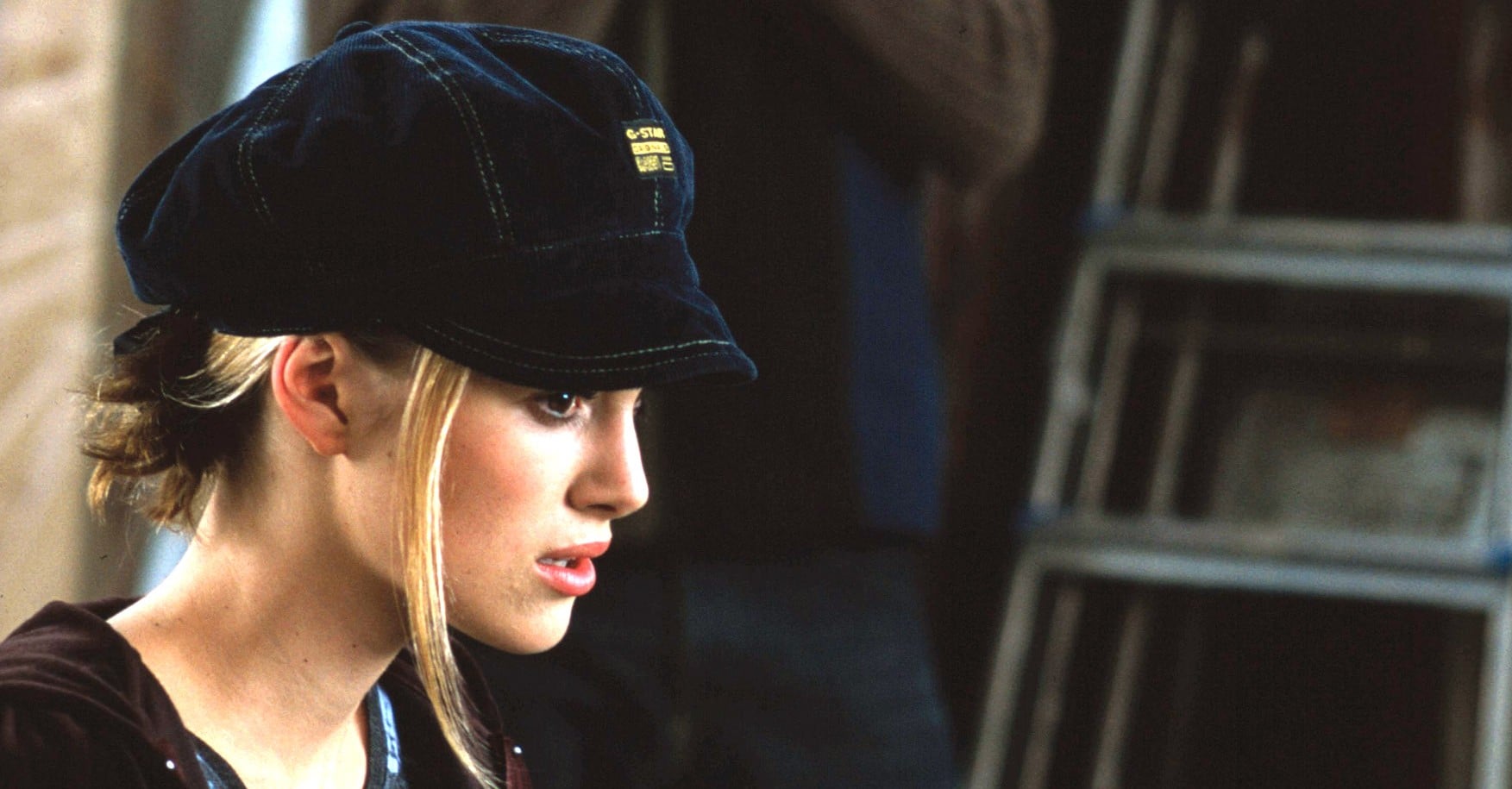 keira-knightley-wore-hat-in-love-actually-because-of-pimple-ps-beauty