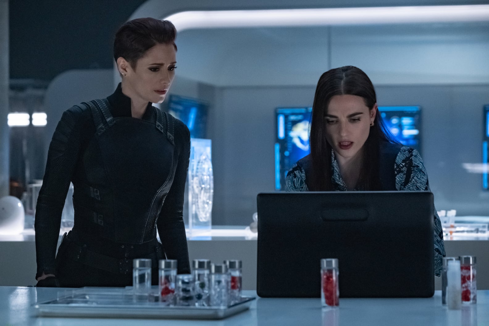 See The CW's "Crisis on Infinite Earths" Arrowverse Photos | POPSUGAR ...