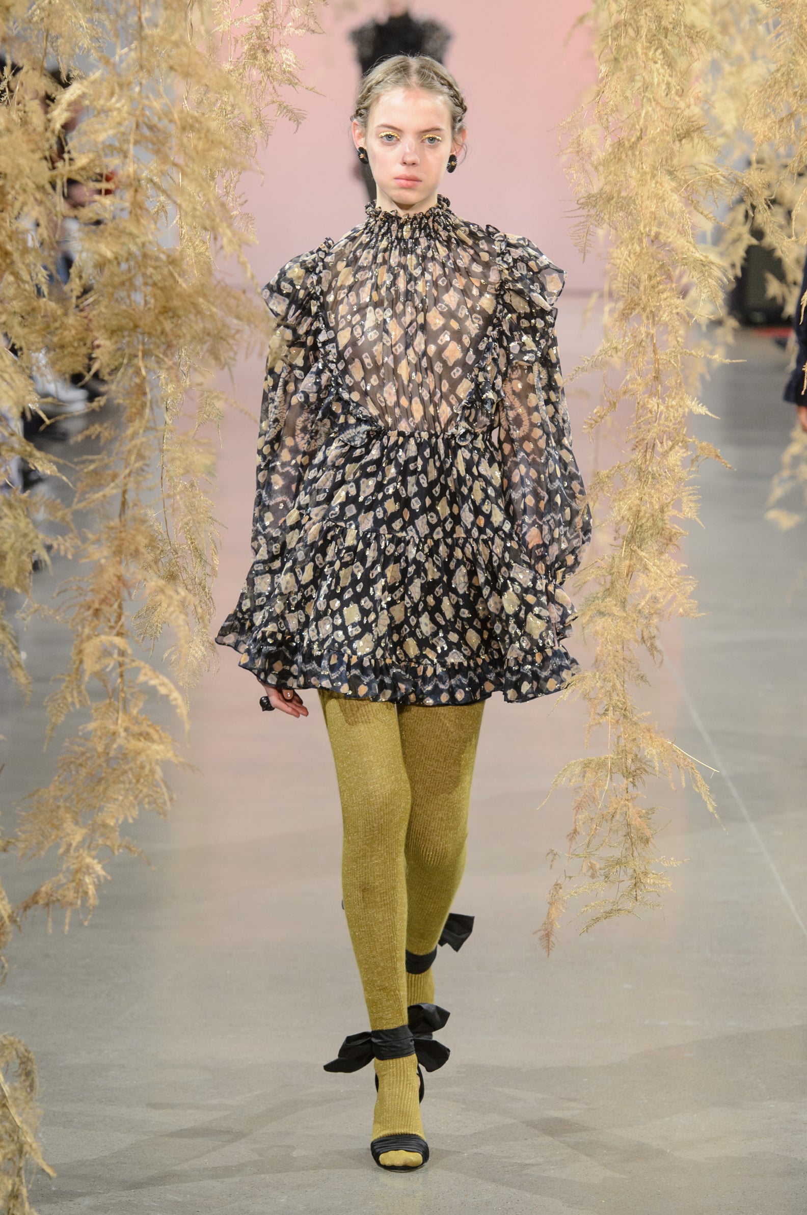 Colored Tights at Fashion Week Fall 2018 | PS Fashion