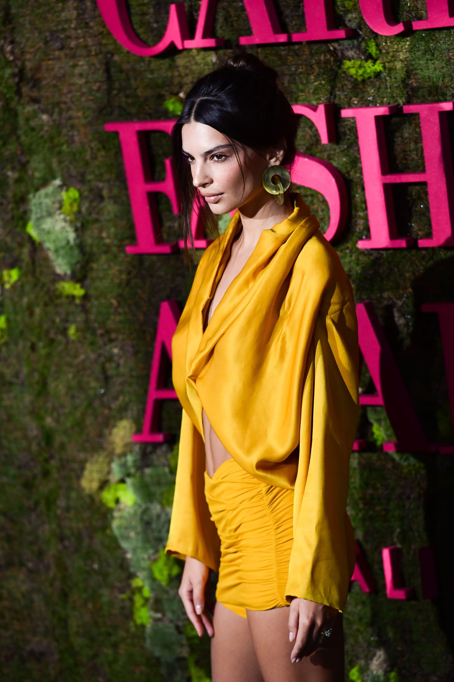 Emily Ratajkowski Yellow Outfit at Green Carpet Awards 2018 | PS Fashion