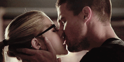 Oliver Queen And Felicity Smoak Kiss