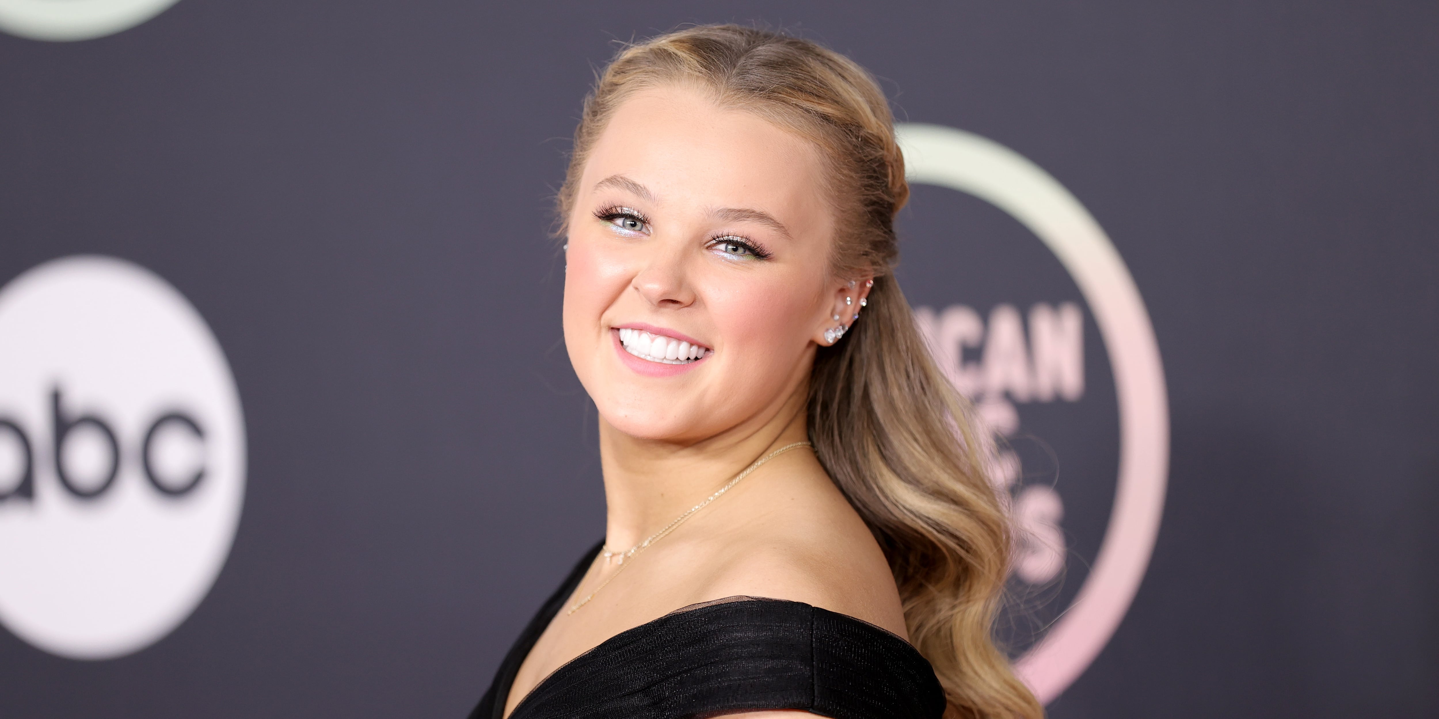 JoJo Siwa's Piercing Hack at the 2021 American Music Awards | PS Beauty
