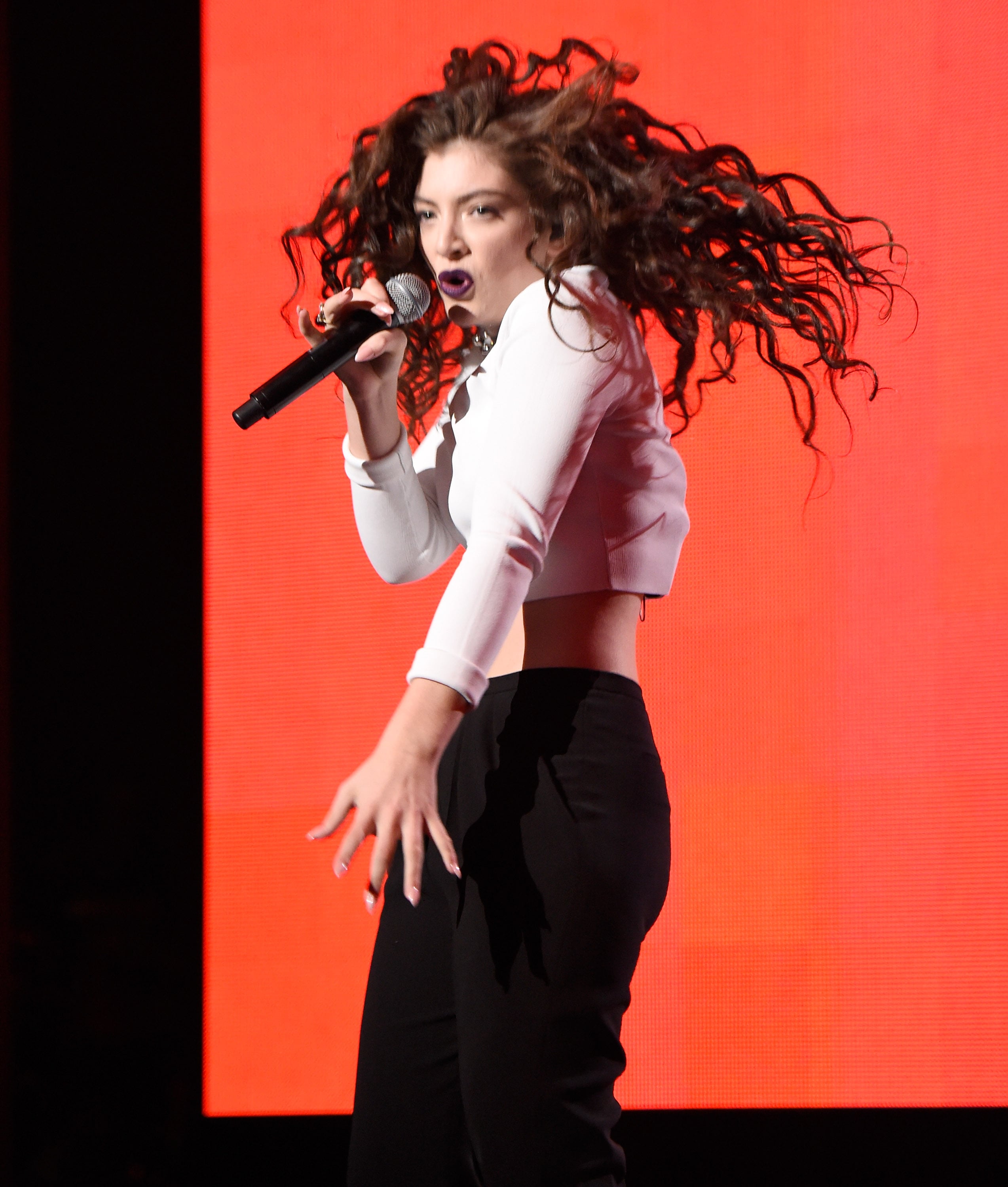 Lorde Dancing at the American Music Awards 2014 | GIFs | POPSUGAR Celebrity