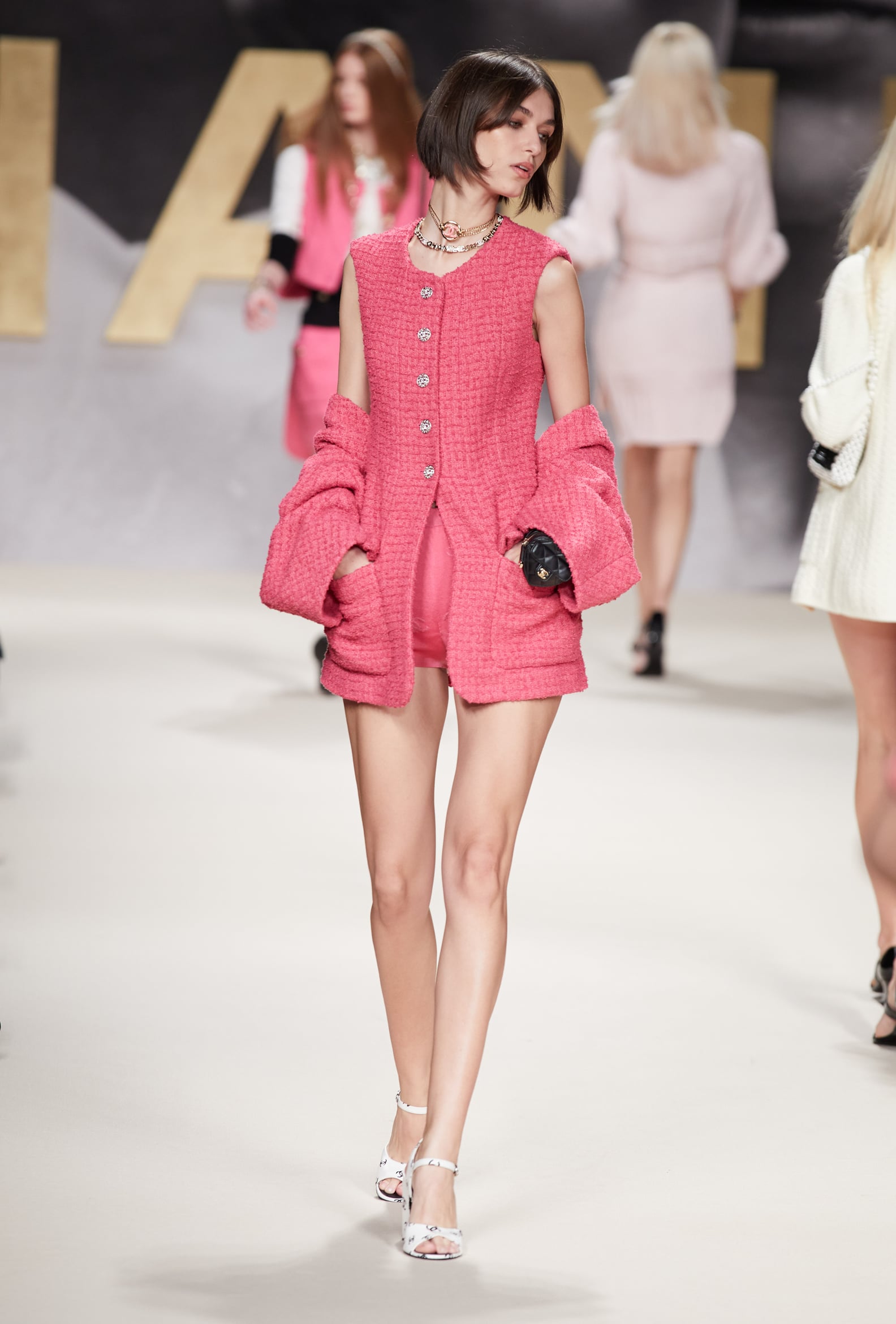 Chanel's SS22 Show Was a Throwback to the '90s Runway | PS Fashion