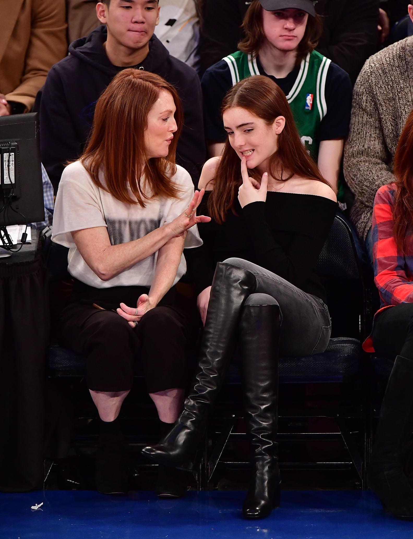 Julianne Moore and Daughter at NY Knicks Game Dec. 2016 | PS Celebrity
