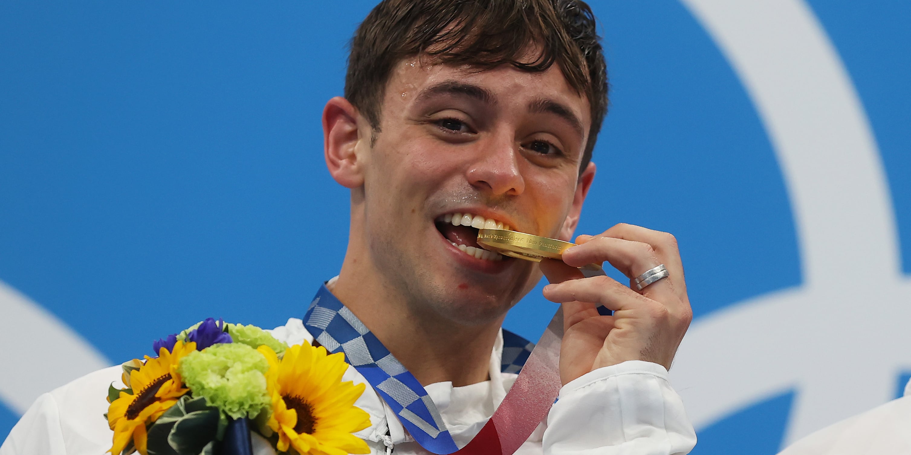Tom Daley Crocheted a Cozy Sweater Pouch For His Gold Medal | PS Fitness