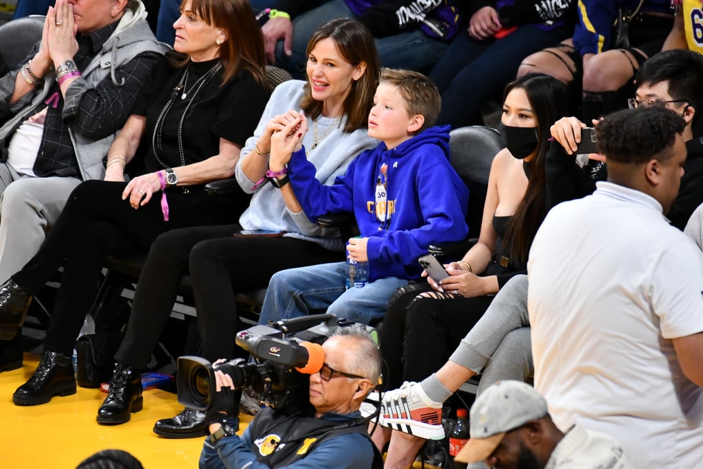Jennifer Garner and Her Son Attend Lakers vs. Warriors Game | POPSUGAR ...