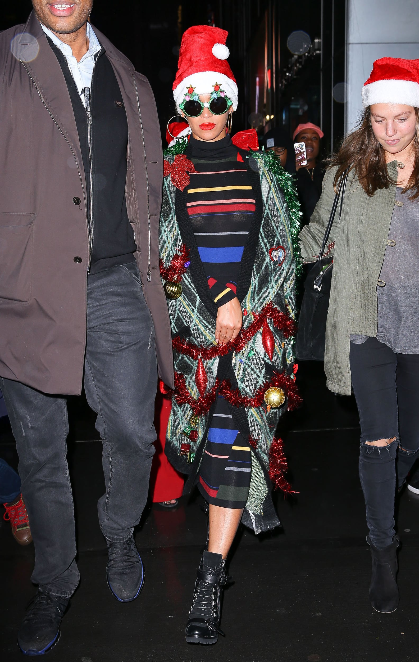 Beyonce Dressed Up Like a Christmas Tree | PS Celebrity