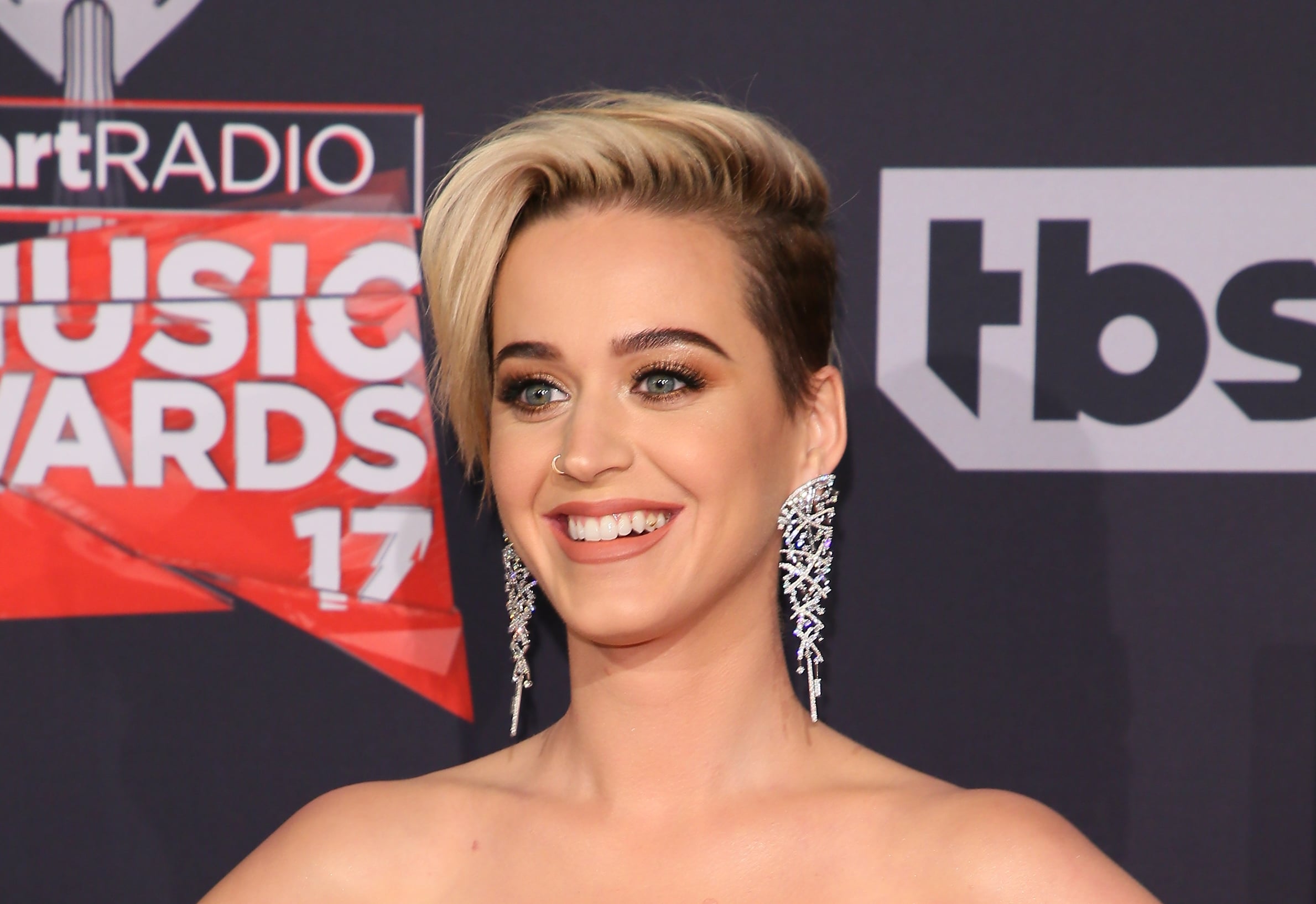 Katy Perry's Tooth Jewelry at the 2017 iHeartRadio Awards | PS Beauty