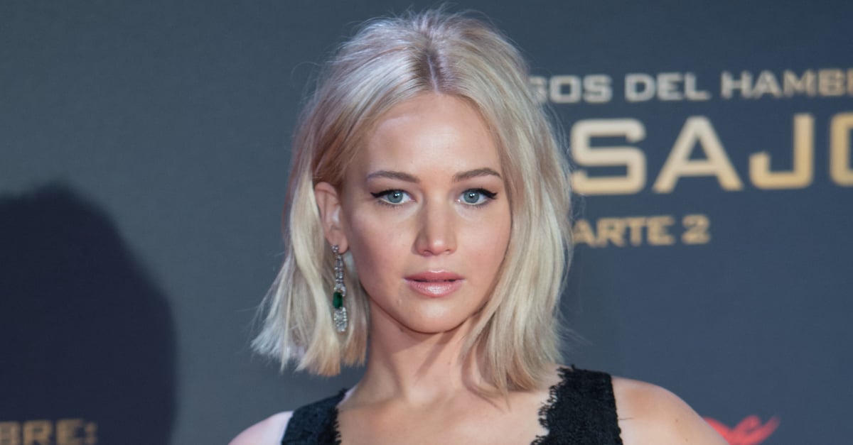 Jennifer Lawrence Trips at Madrid Premiere of Mockingjay | PS Celebrity