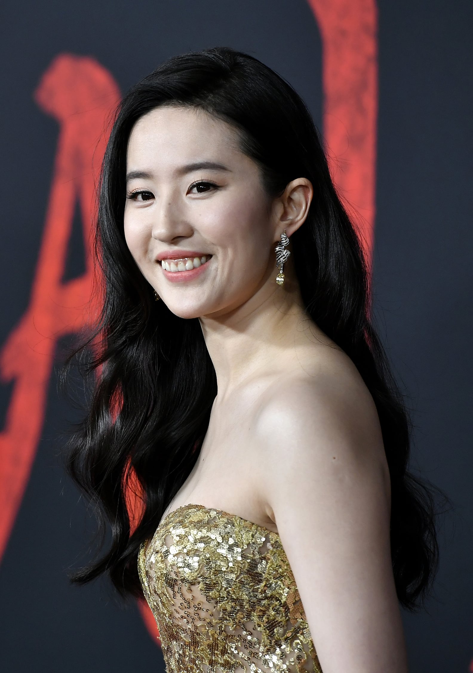 Liu Yifei Wearing Gold Elie Saab Gown at Mulan Premiere | PS Fashion