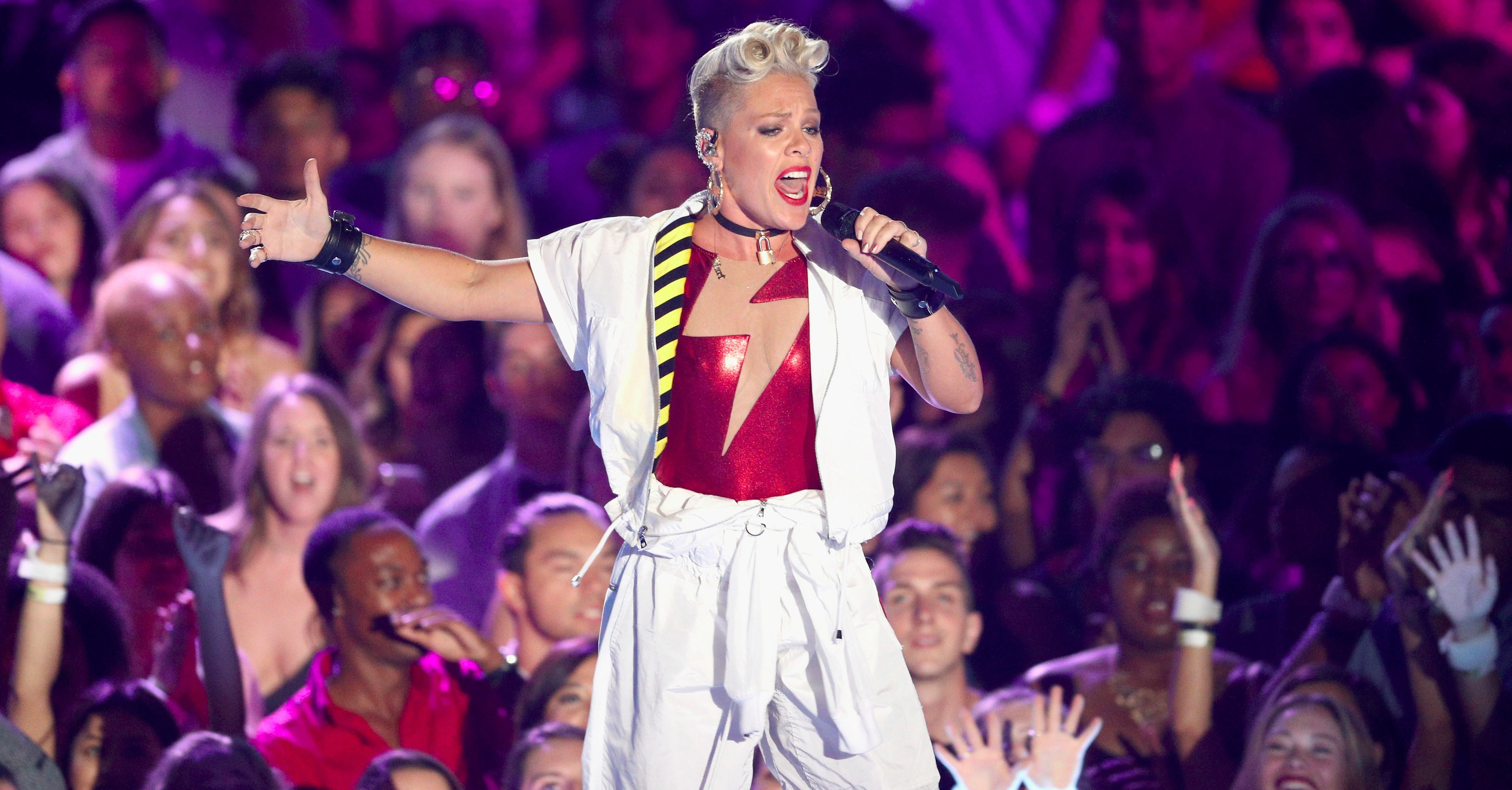 Pink MTV VMAs 2017 Performance | PS Entertainment