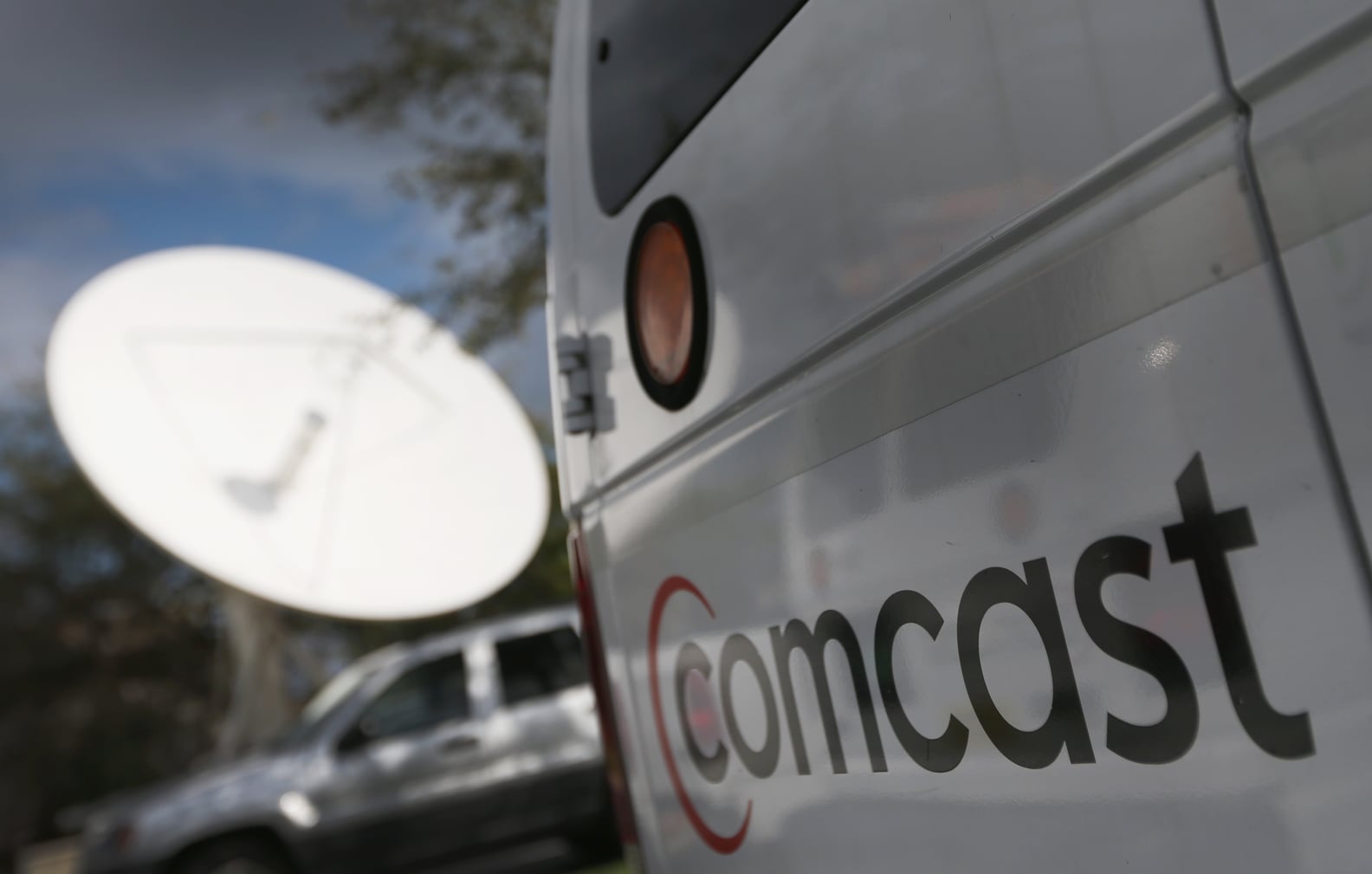 Reporter Calls Comcast CEO's Mom to Complain | PS Tech