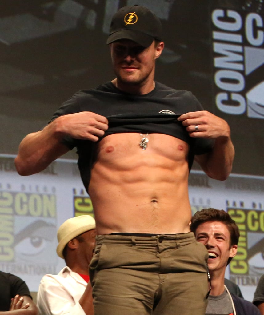 Stephen Amell Flashes His Abs At Comic Con 2014 Pictures Popsugar Celebrity