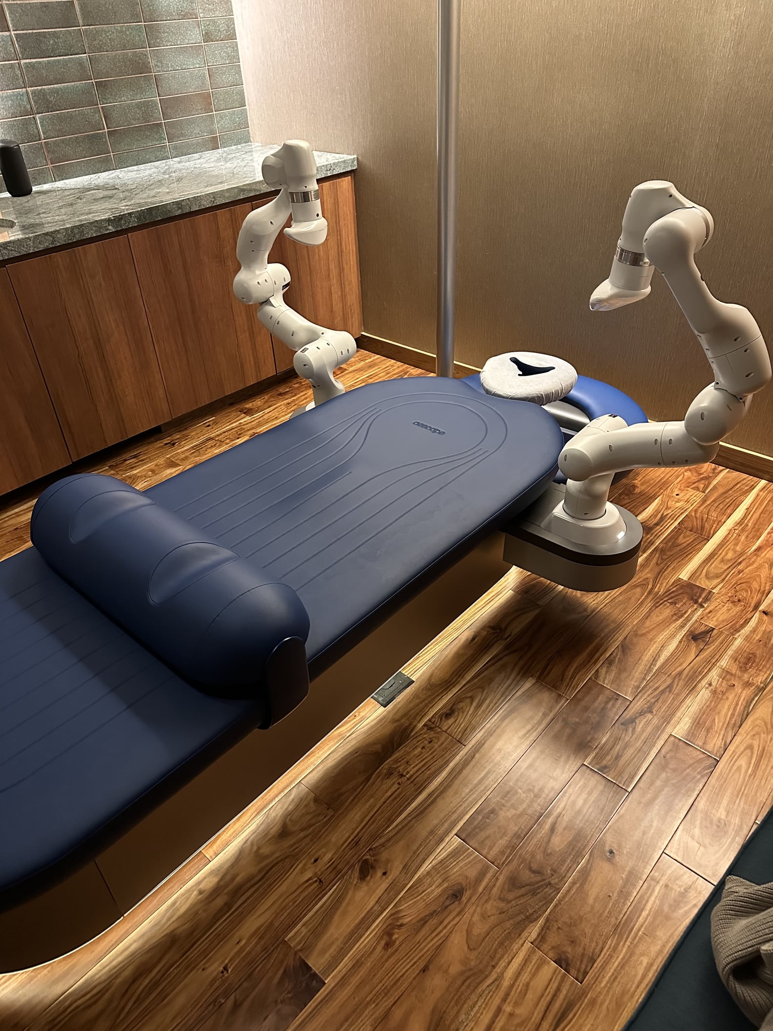 I Tried Aescape, the AI Robot Massage: See Photos | PS Beauty
