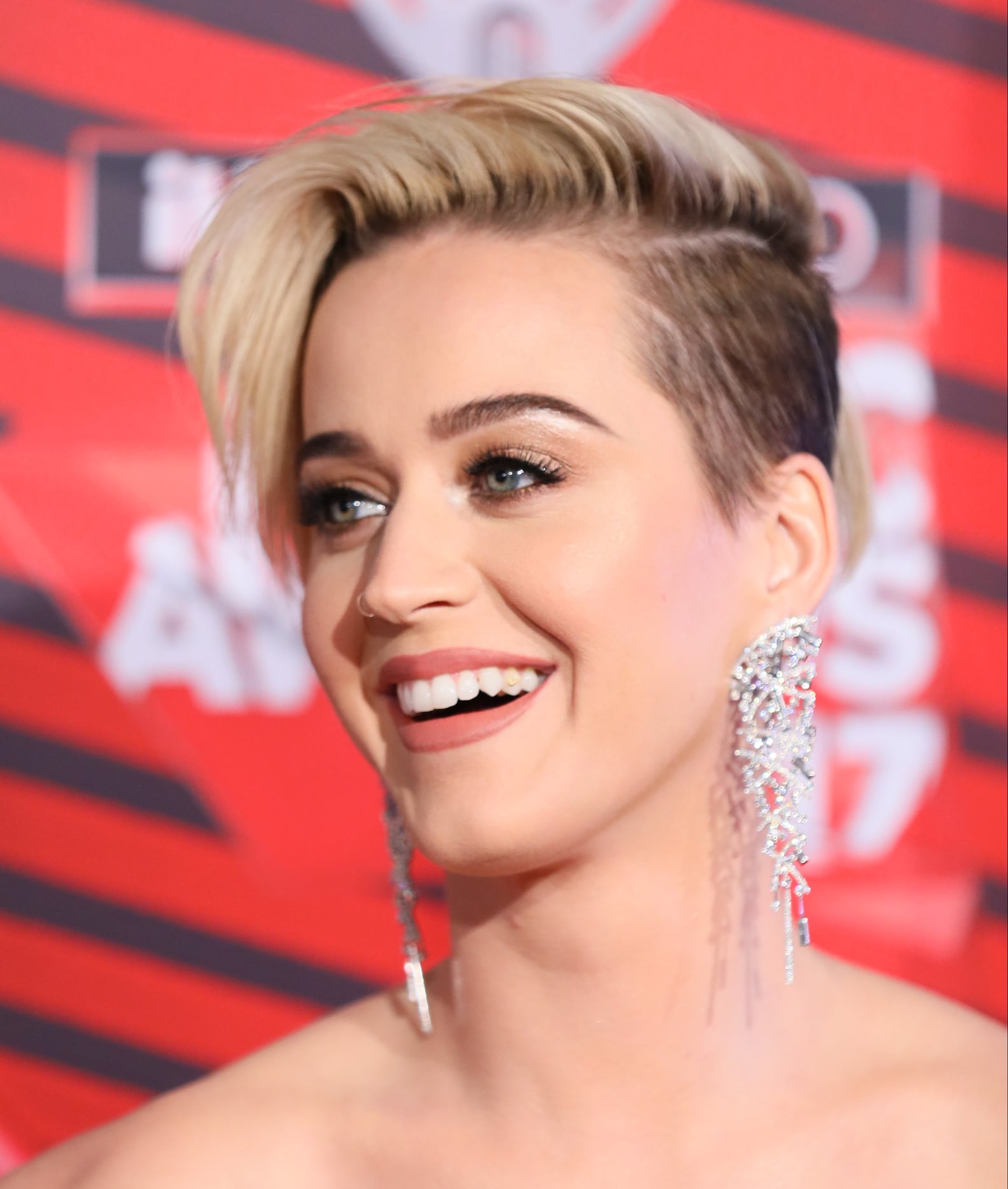 Katy Perry's Tooth Jewelry at the 2017 iHeartRadio Awards | PS Beauty