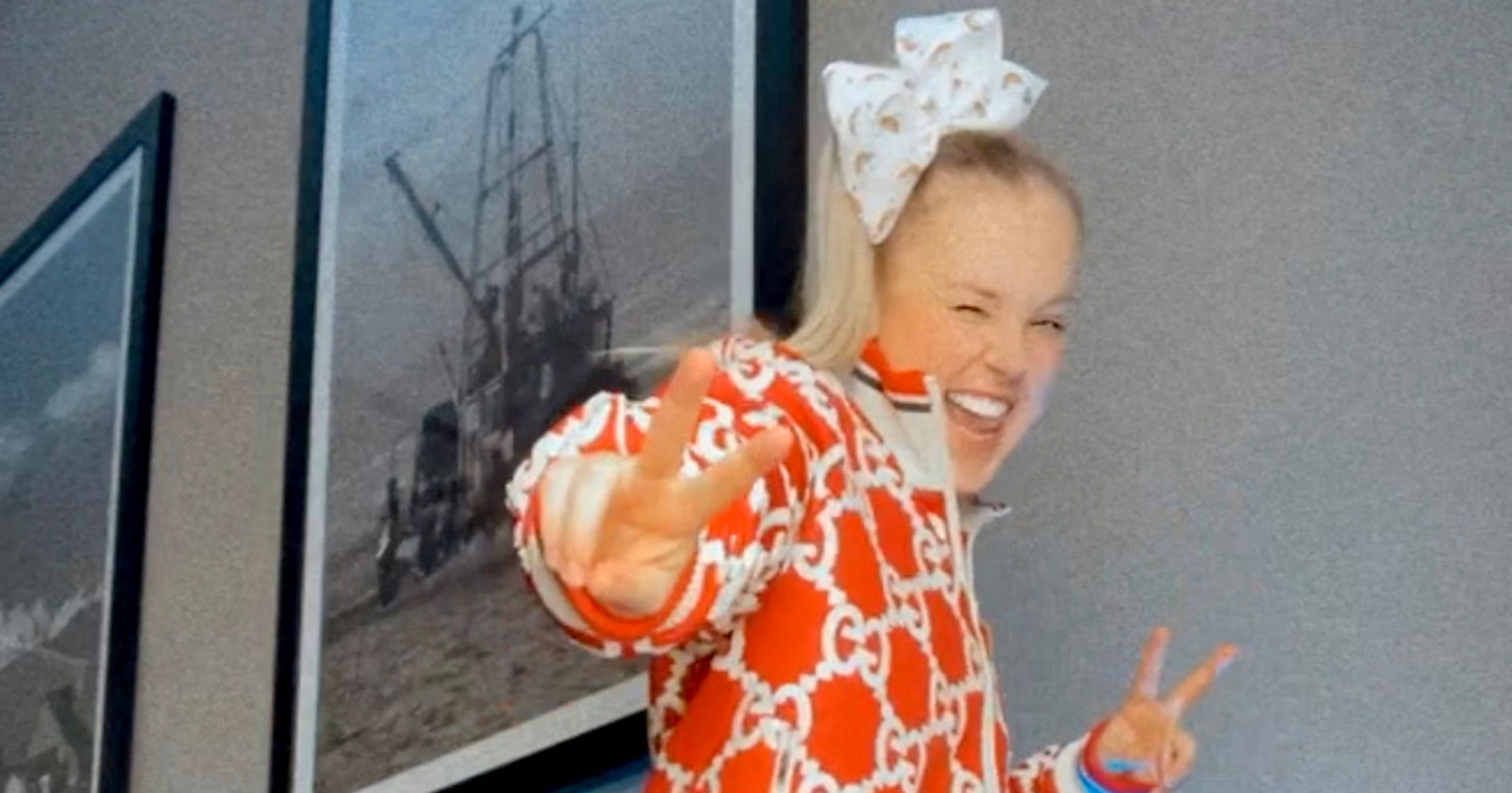 JoJo Siwa Wears a Gucci Tracksuit For the GLAAD Awards 2021 | PS Fashion