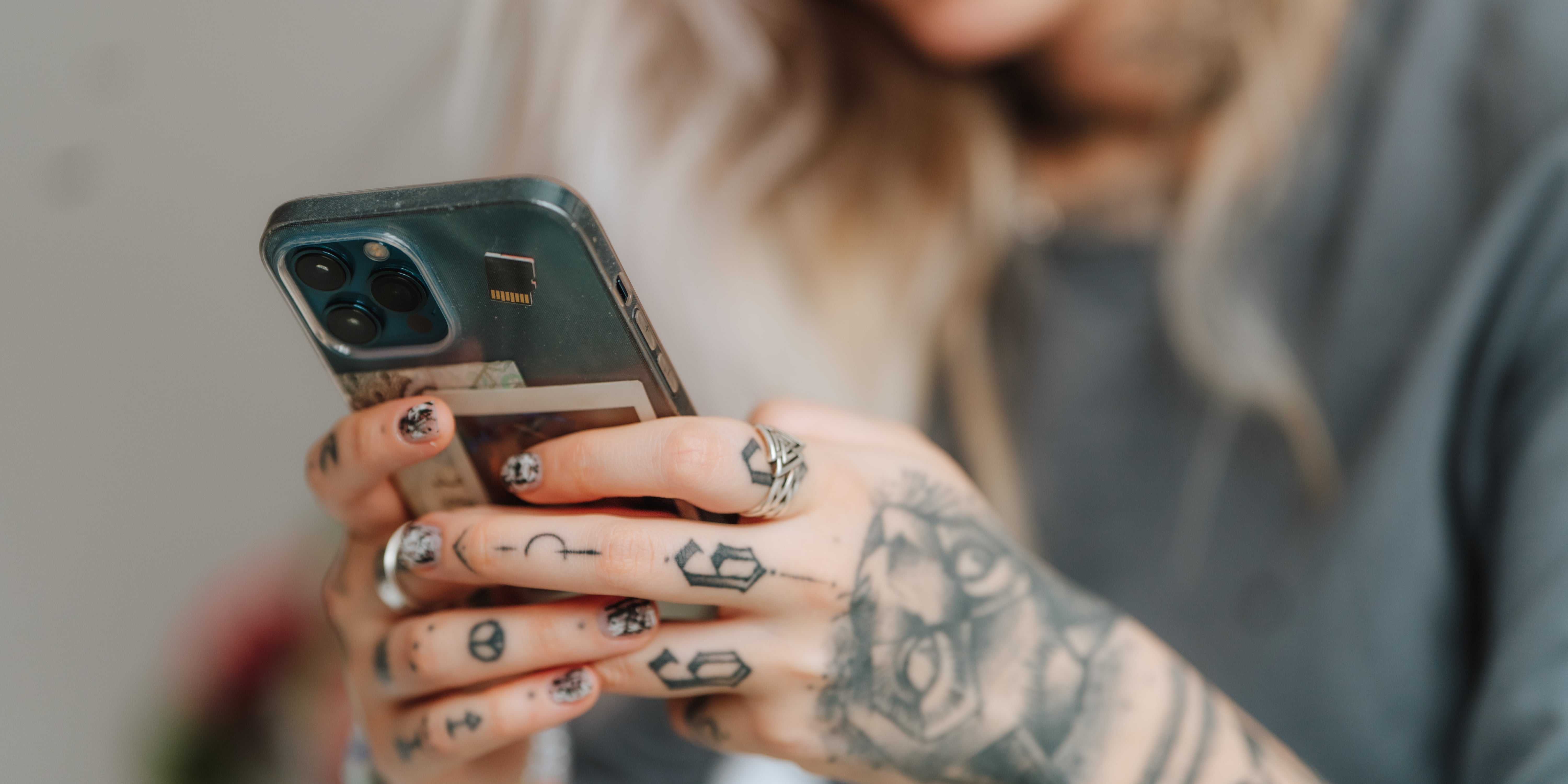 How To Flirt Over Text Message According To Dating Experts PS Love