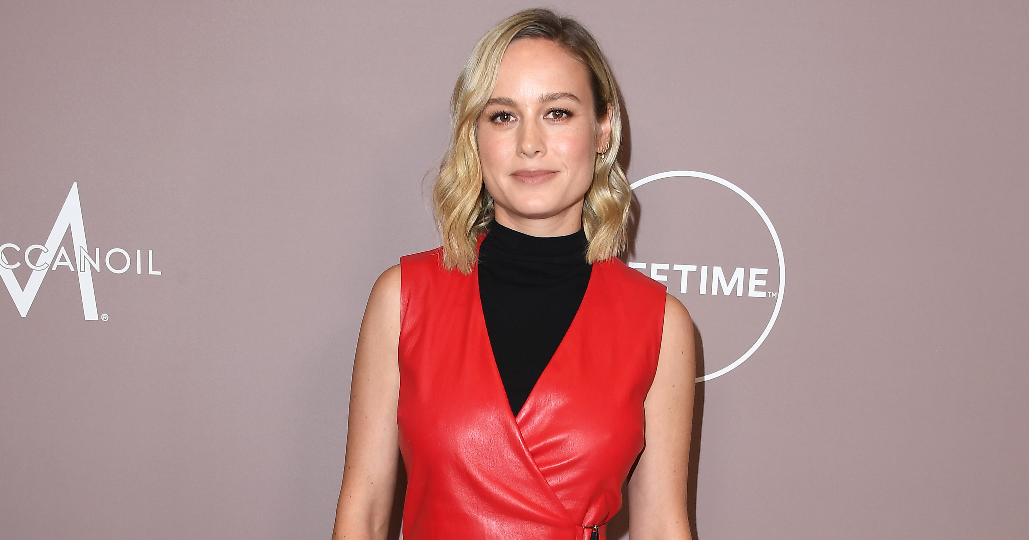 Brie Larson Holds a Pull-Up With a Weighted Chain | PS UK Fitness