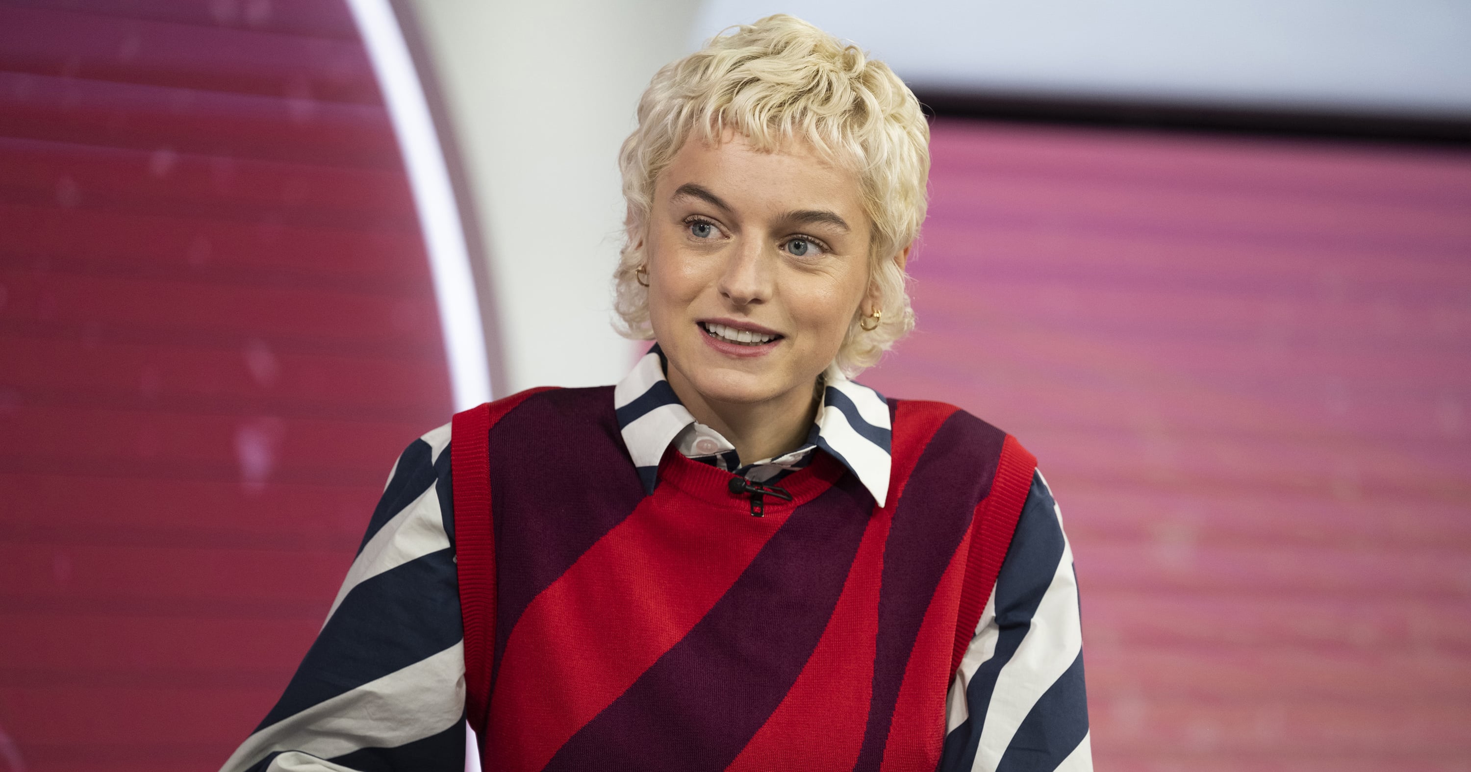 Emma Corrin Calls For Gender-Neutral Awards | PS UK Entertainment