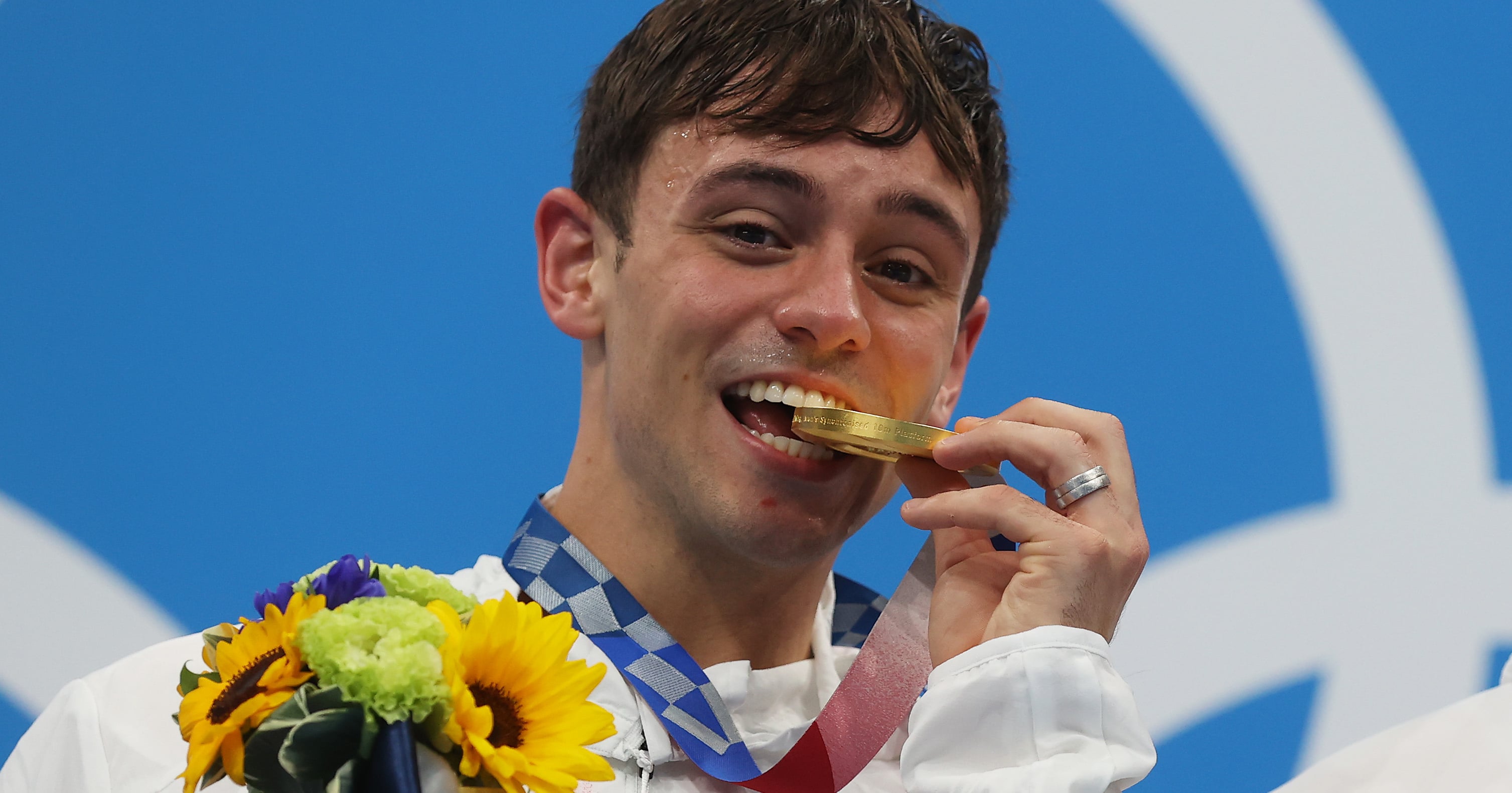 Tom Daley Crocheted a Cozy Sweater Pouch For His Gold Medal | PS Fitness